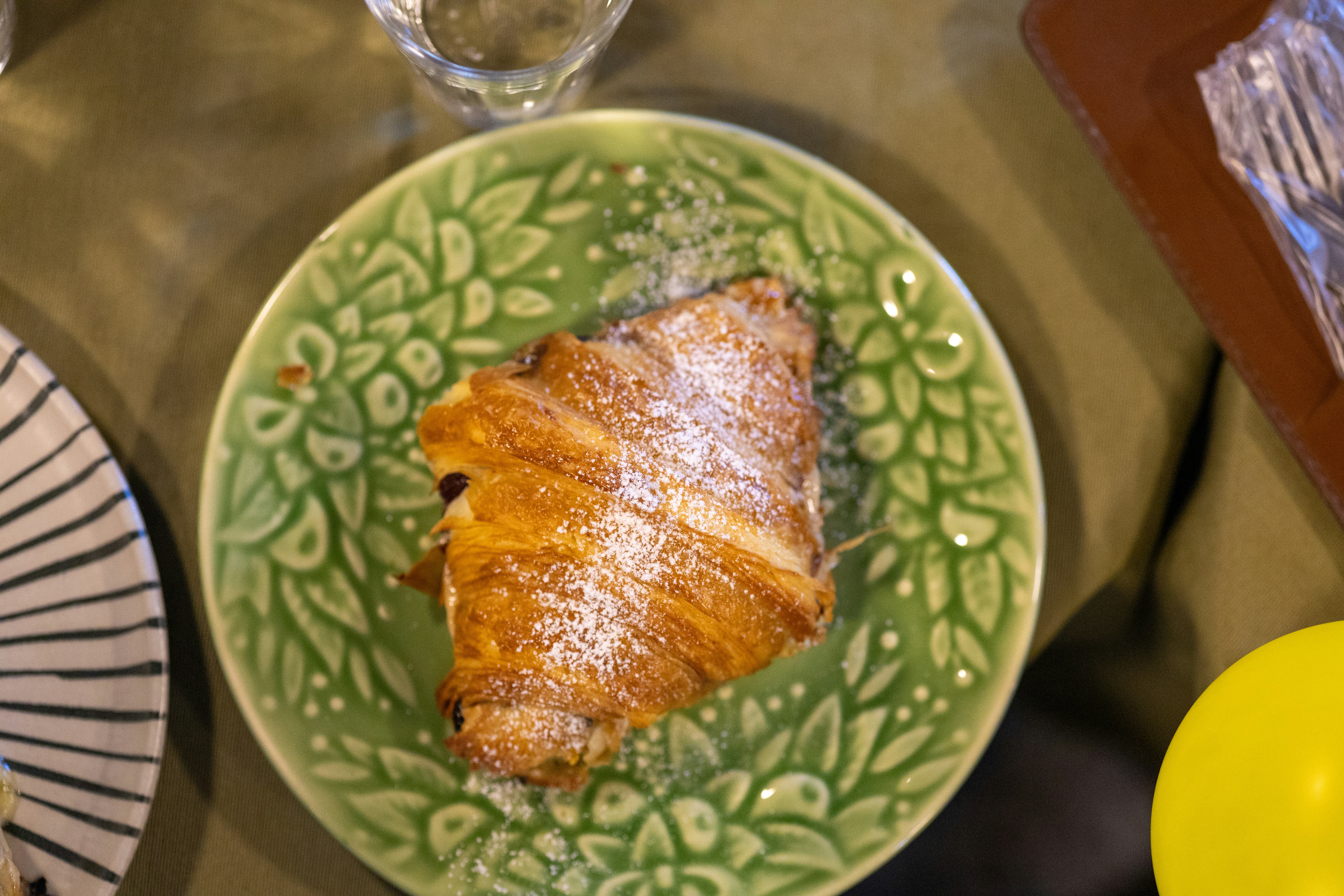 Powdered Pastry on a Verdant Plate Under Ambience-light