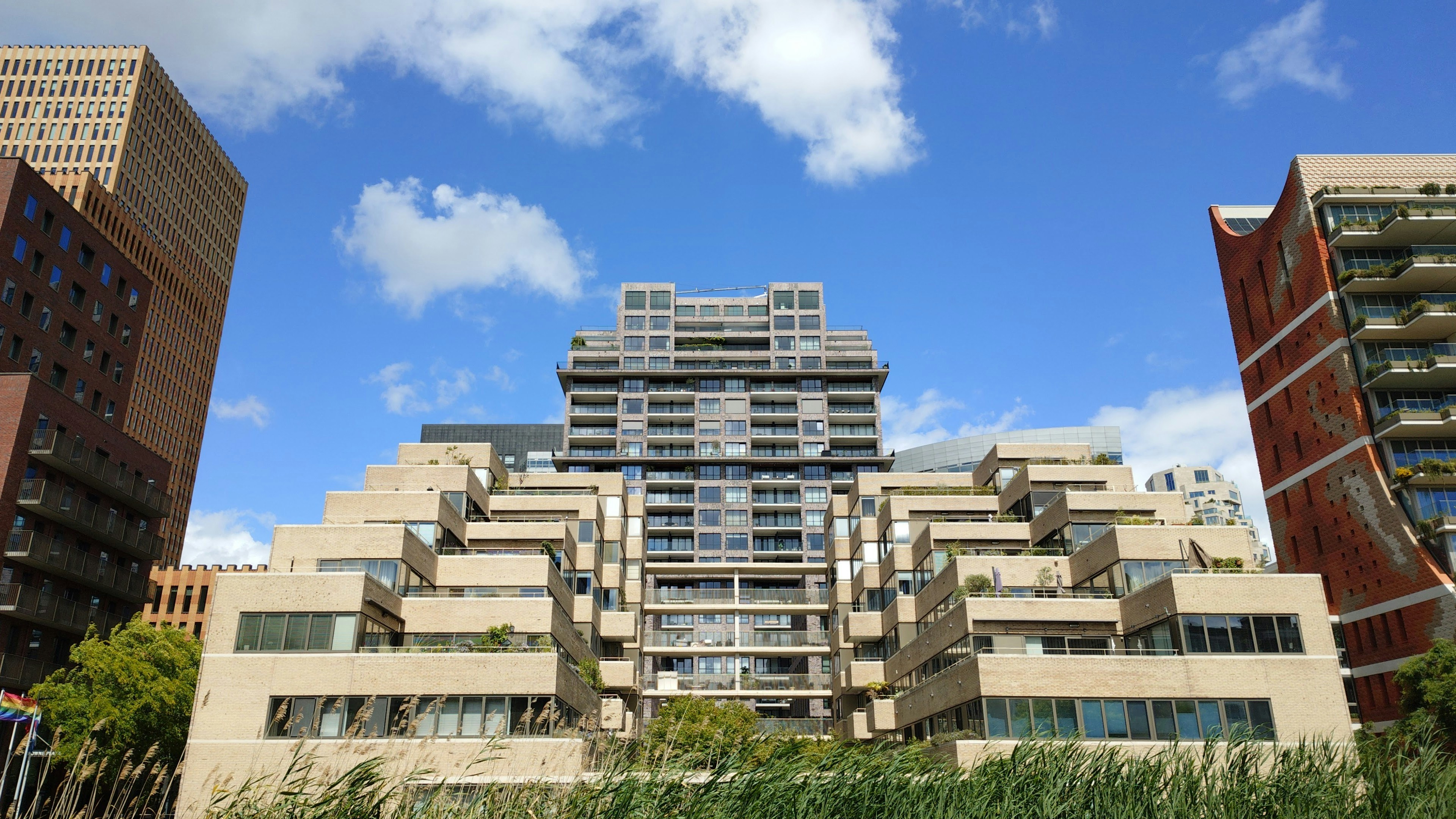  stepped skyline: terraced concrete masterpiece under a blue canopy