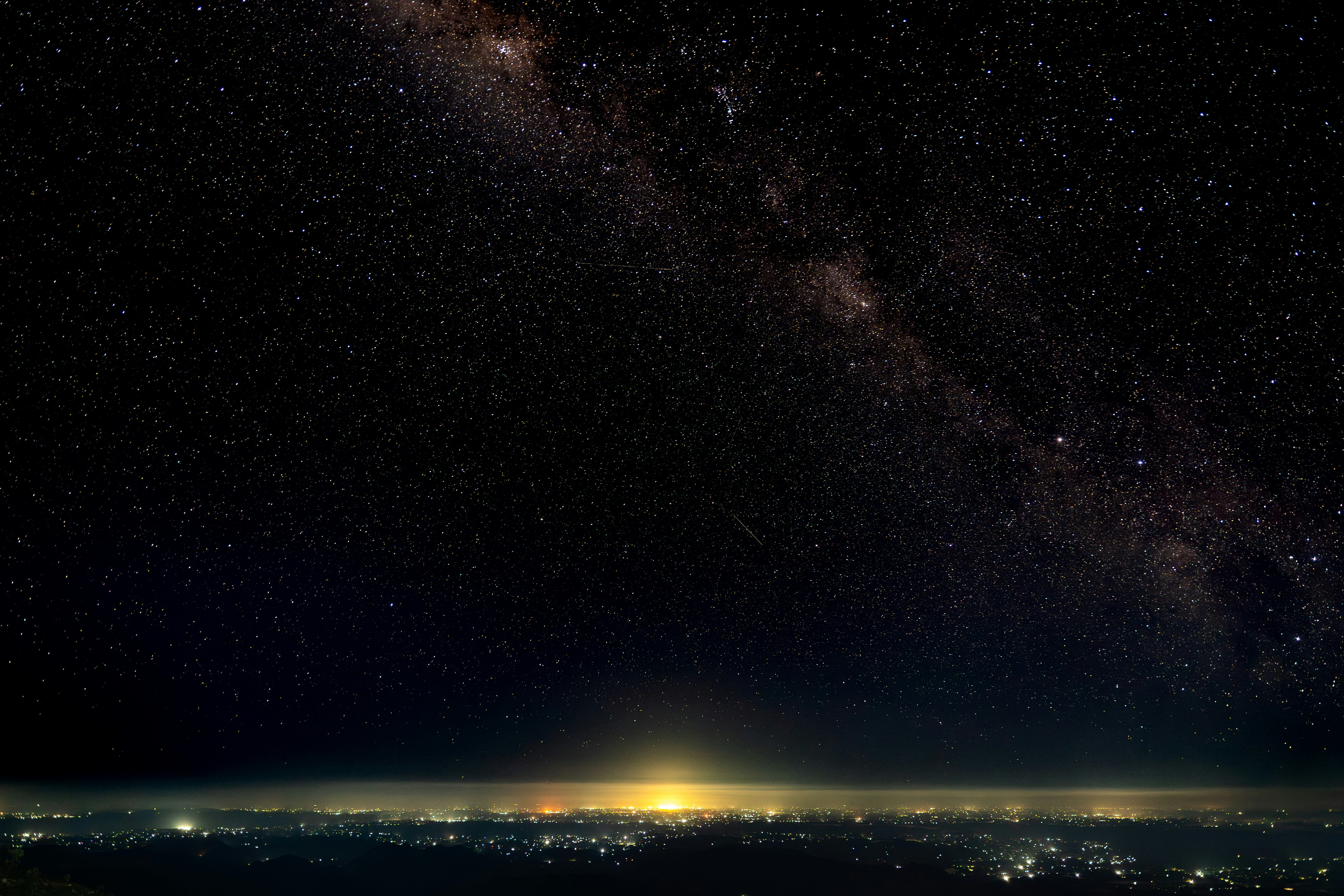 Silent Horizon: Stars Above a Quiet City