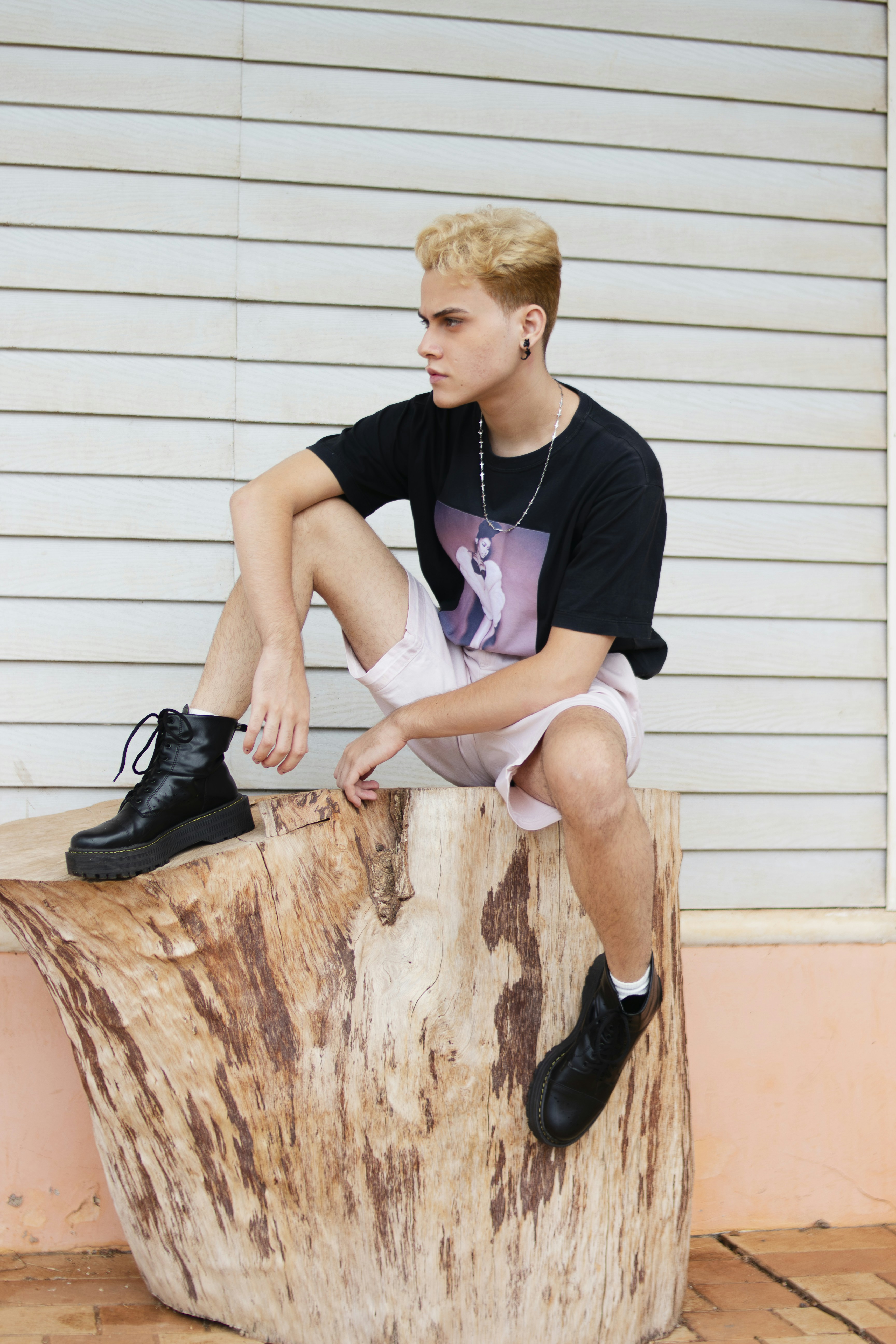 Young Street Style: A Quiet Confidence on the Log