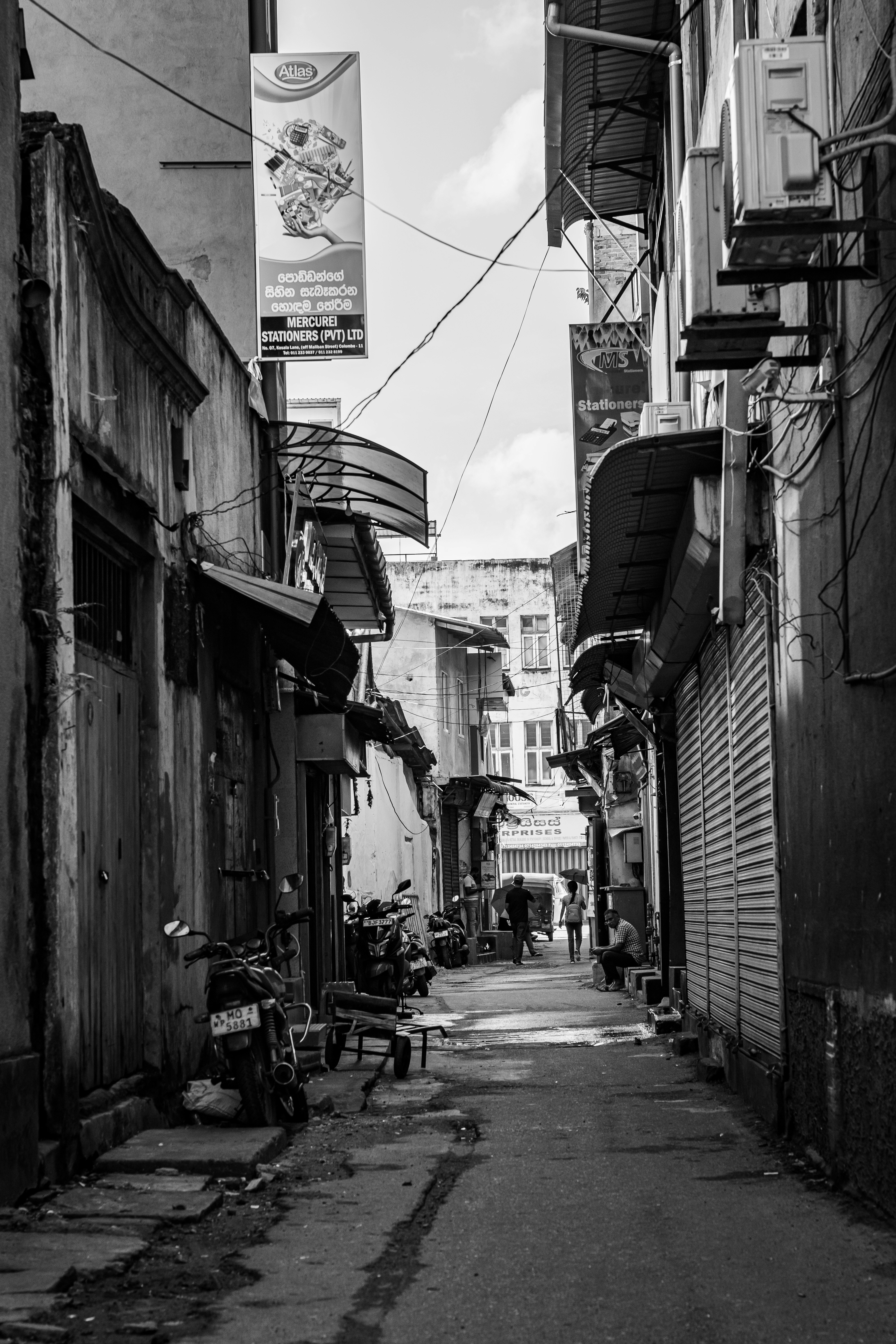 Narrow Alley Convergence: Silent Walkway Toward the Distant Light
