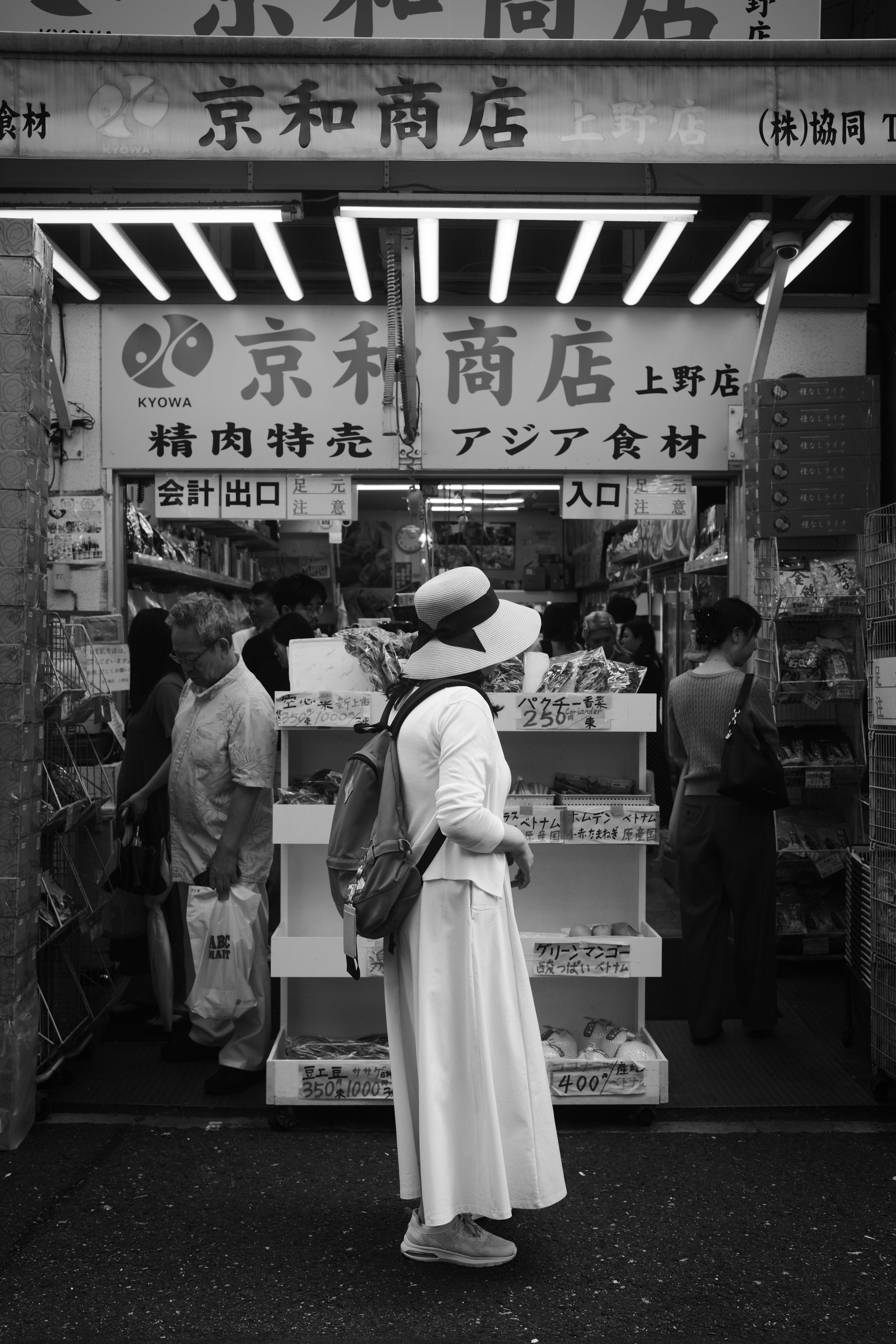 Crossroad of Quiet Elegance in a Bustling Market