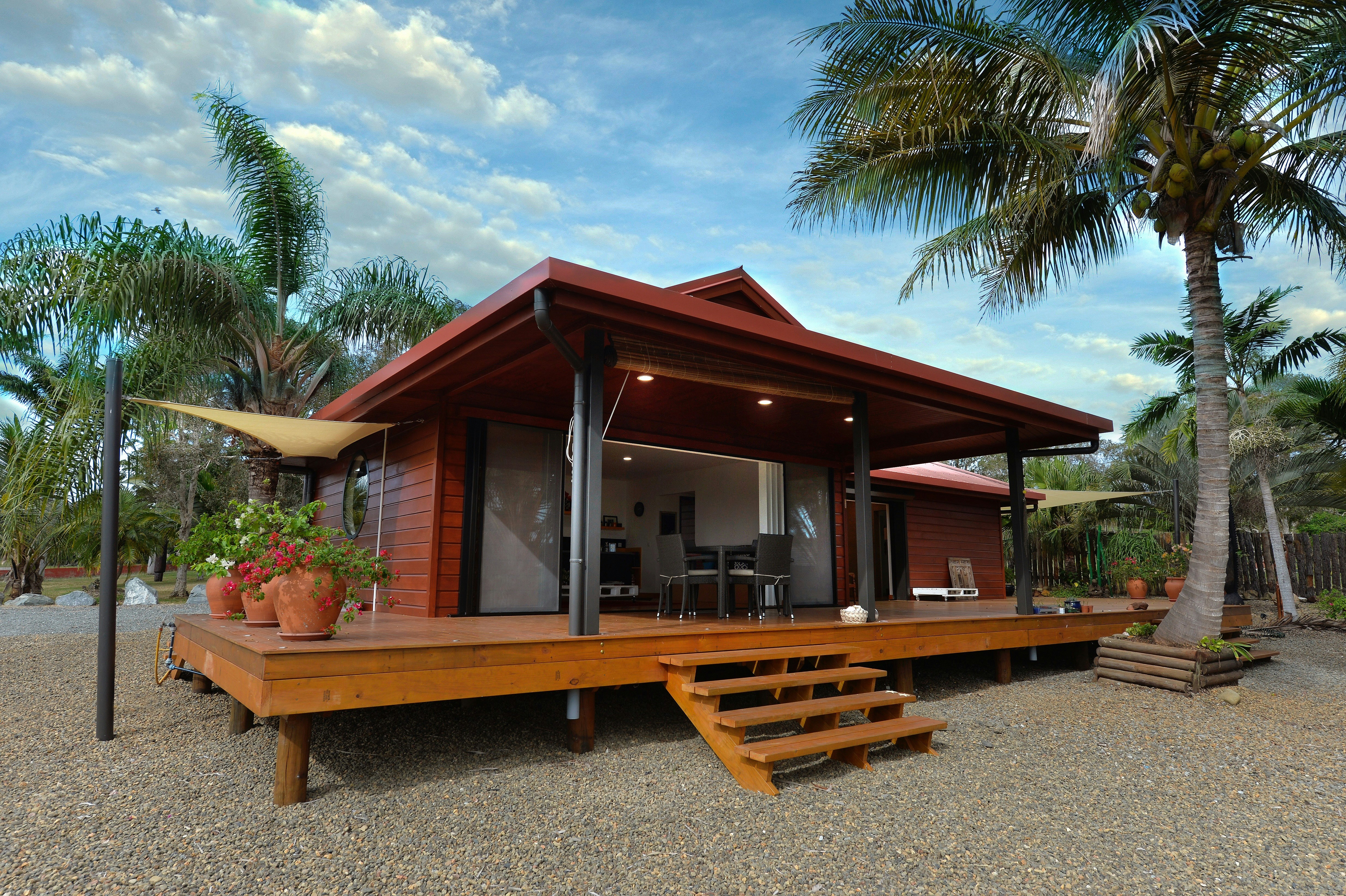 Wood–Canvas Retreat: A Modern Decked Cabin Embracing the Beachside Grove