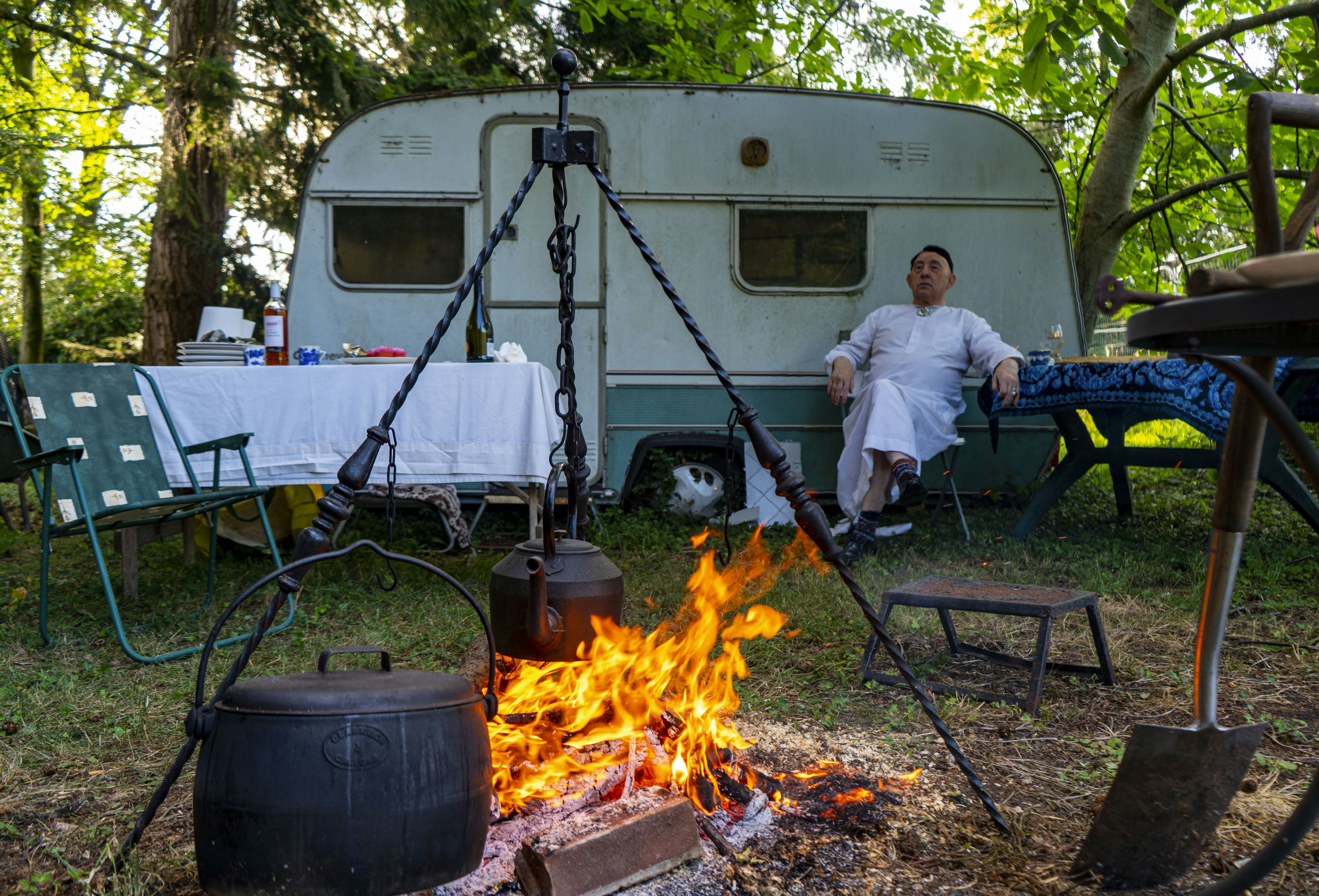 Campfire Session by the Caravan: Quiet Hospitality under the trees