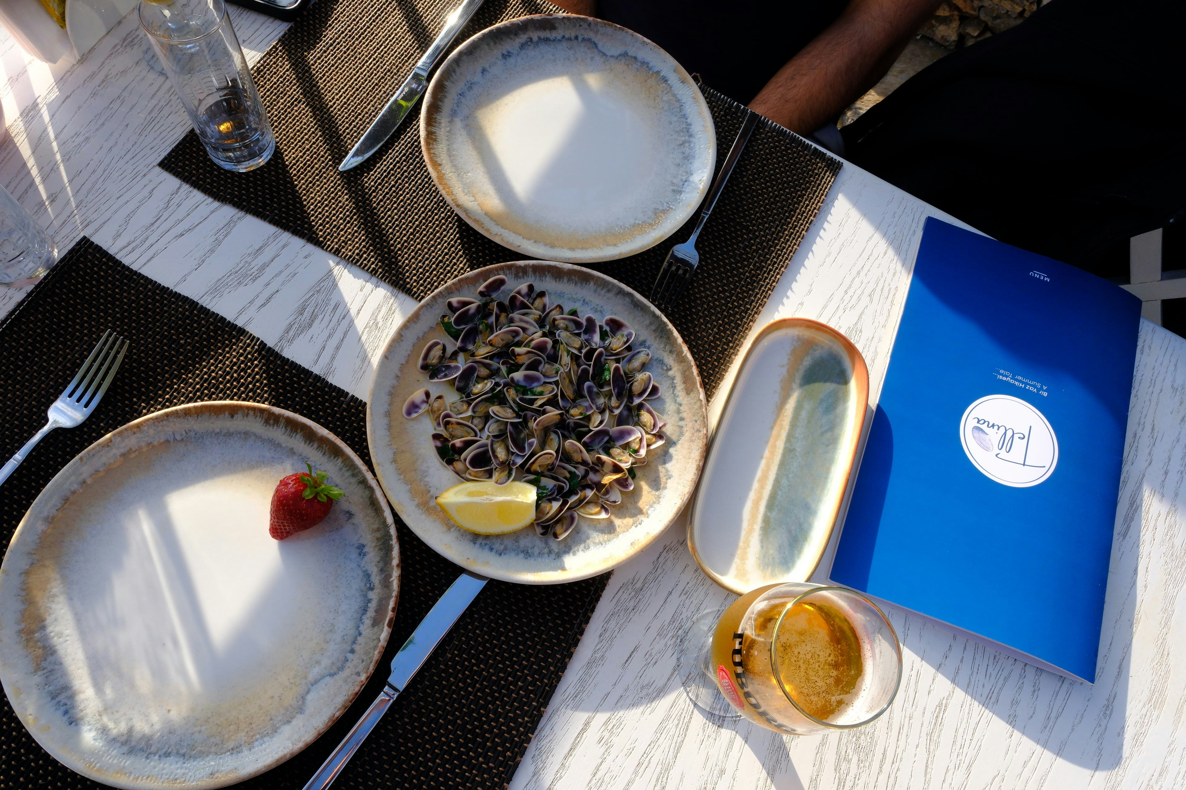 Shells, Lemon, and Foam: A Bistro Table’s Quiet Spill of Colour
