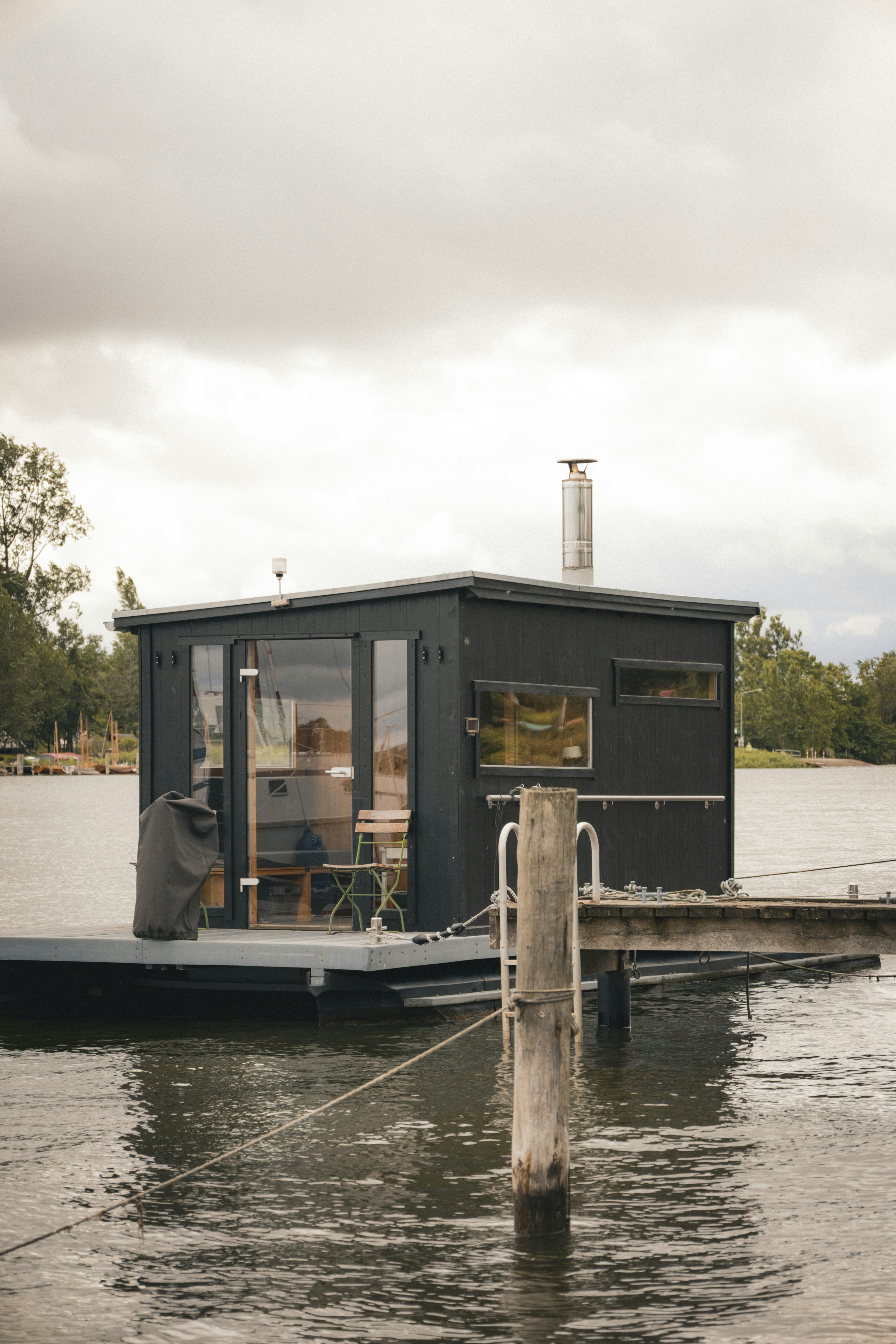 Floating Cabin at Dusk: A Quiet Portrait on the Water