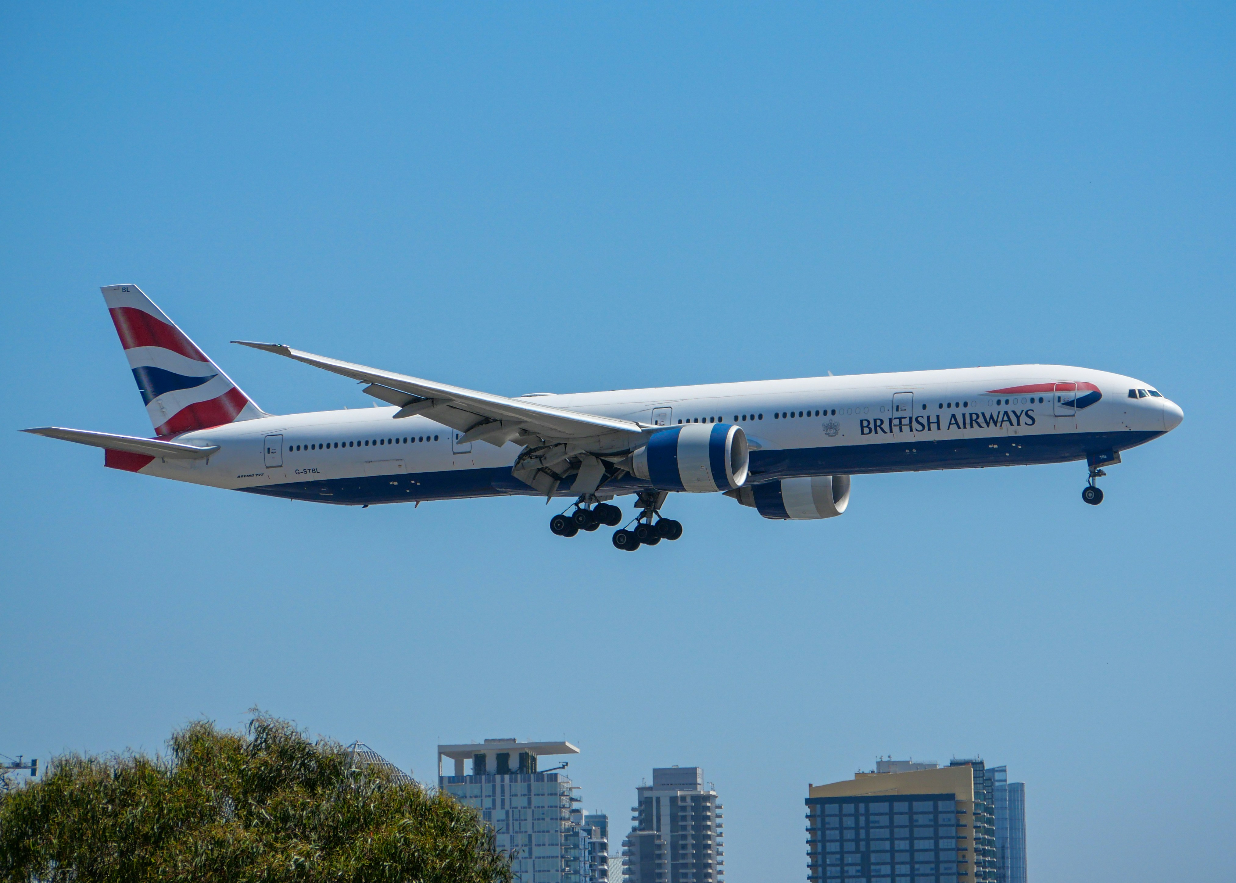 Transatlantic Arrival: British Airways 747 Quietly Touches Down Over the City Skyline