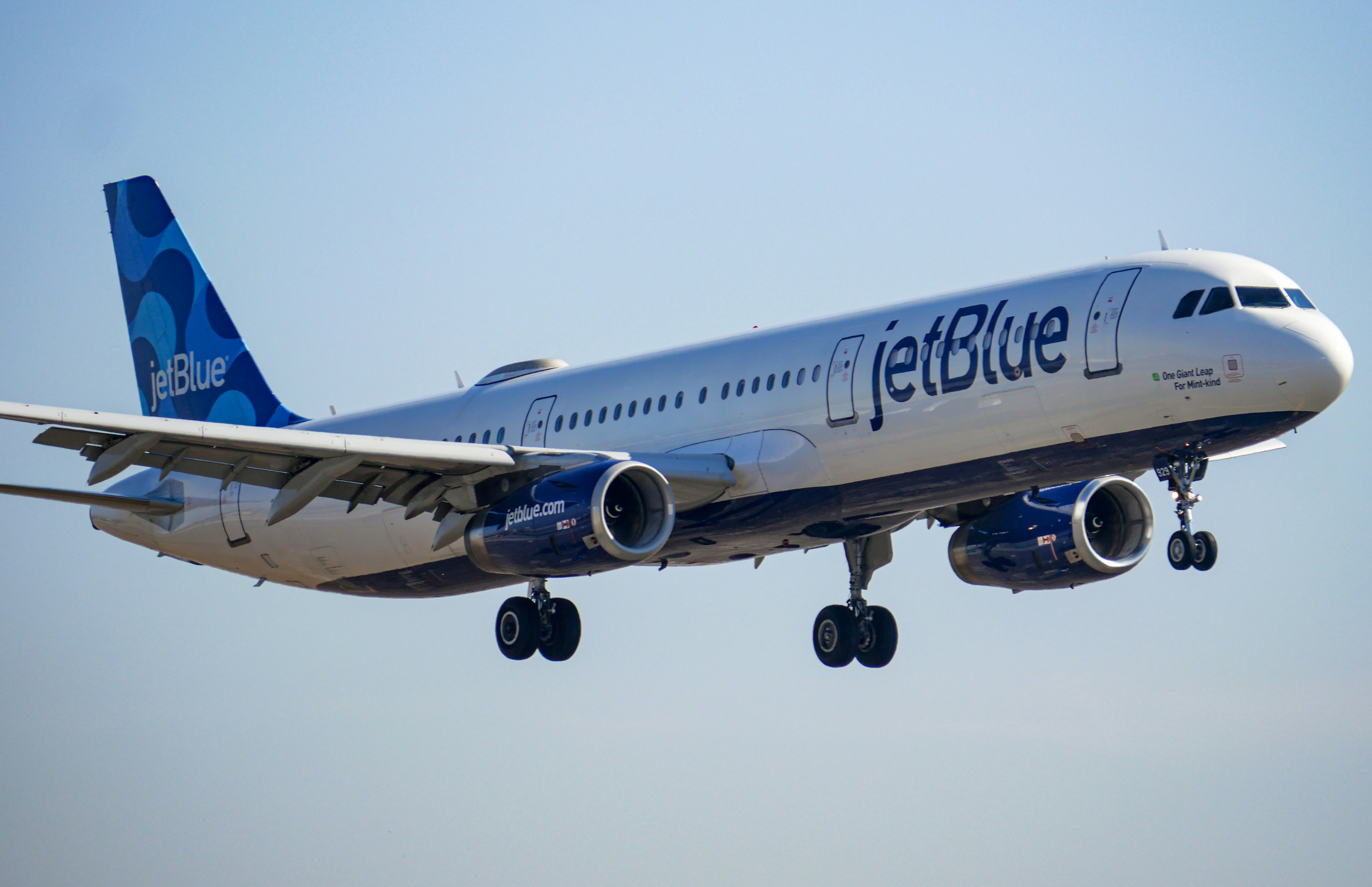 JetBlue in descent: a blue-tinted profile of the widebody touchdown vibe