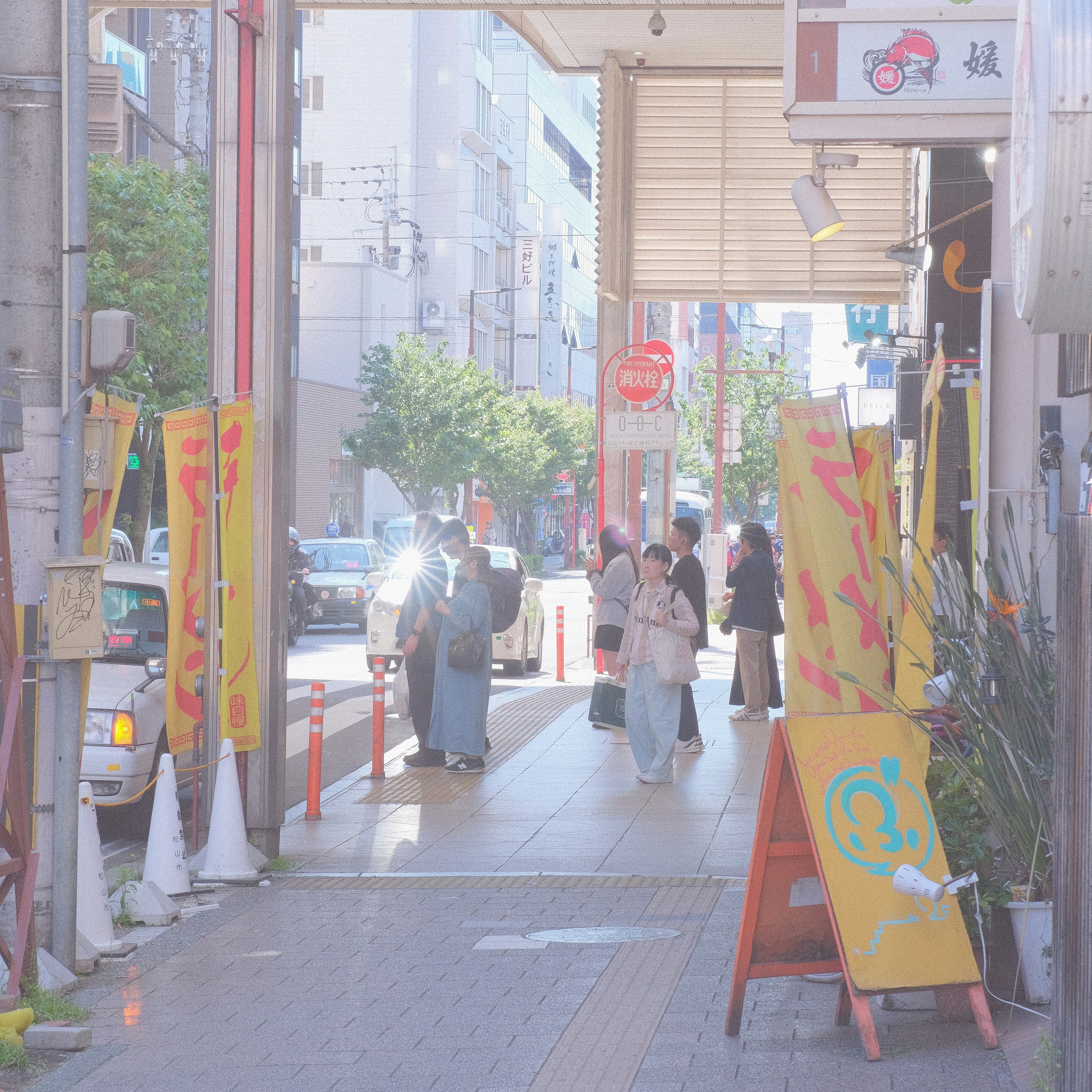 Sunlit Street Pulse: Quiet Activity in a Tokyo Alley