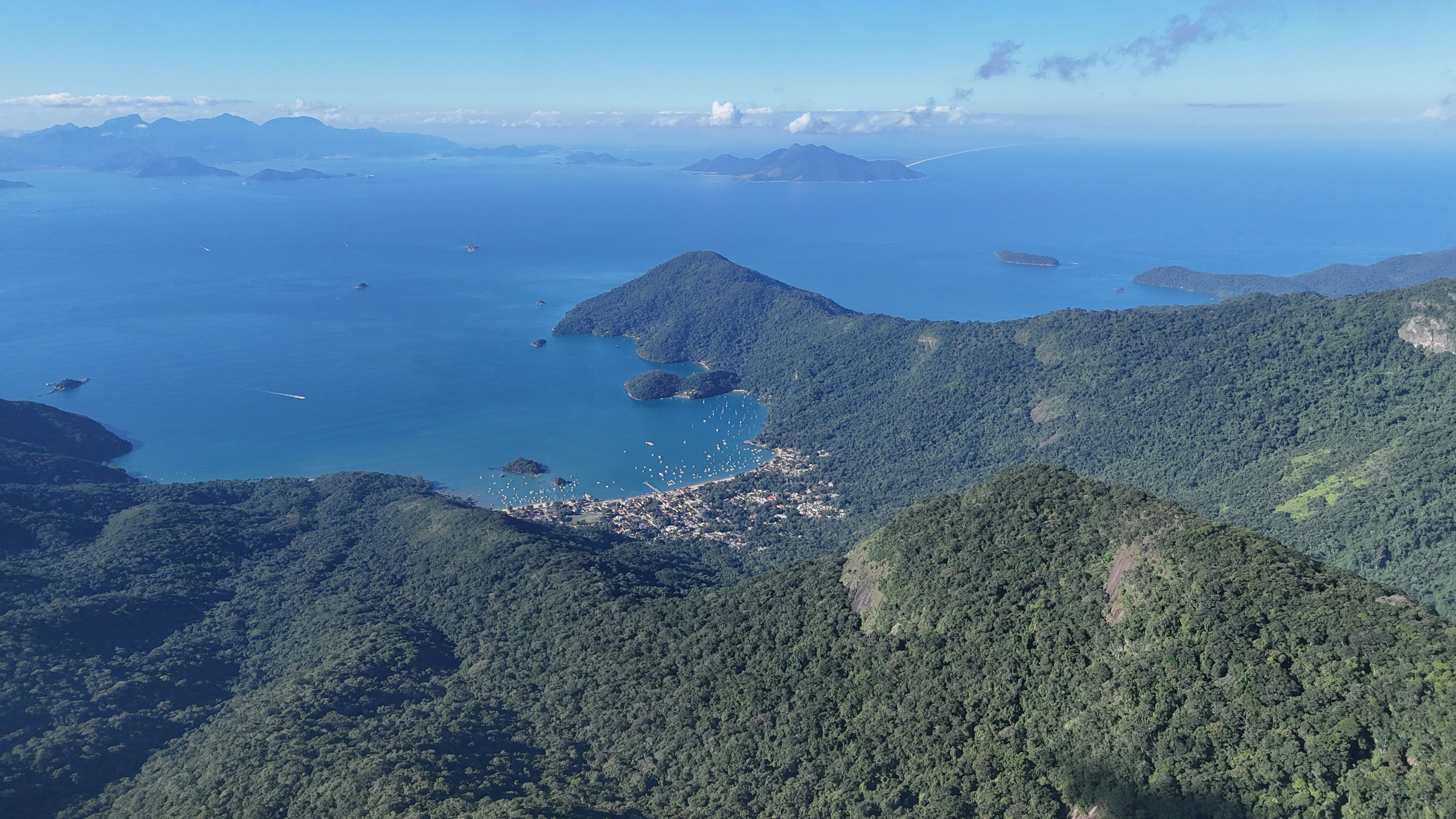 Aerial Quiet: Coastal Vistas Fold Into Verdant Ridges