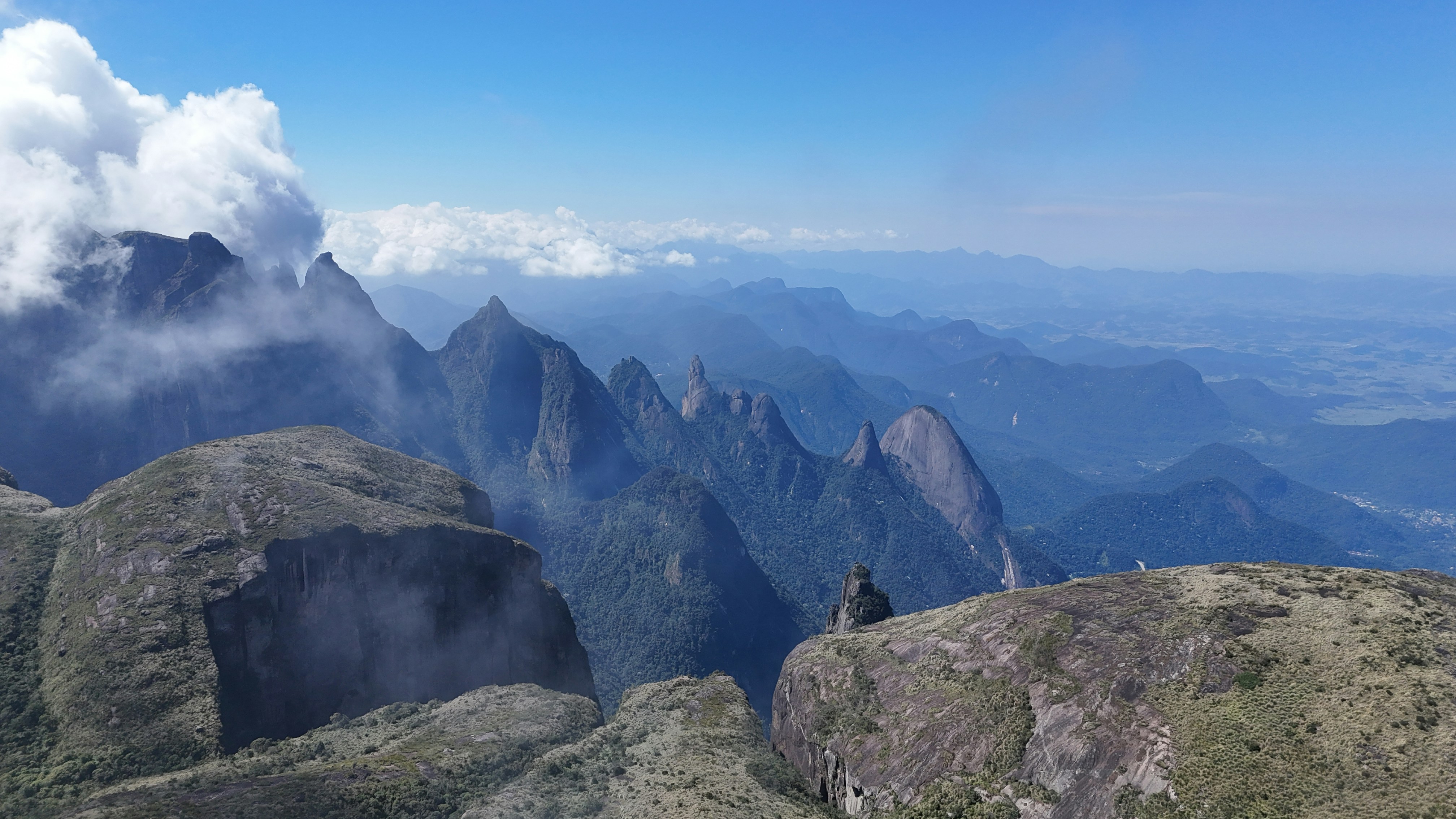 Mist-Wold Ridge: A Saunter Through the Serpentine Peaks