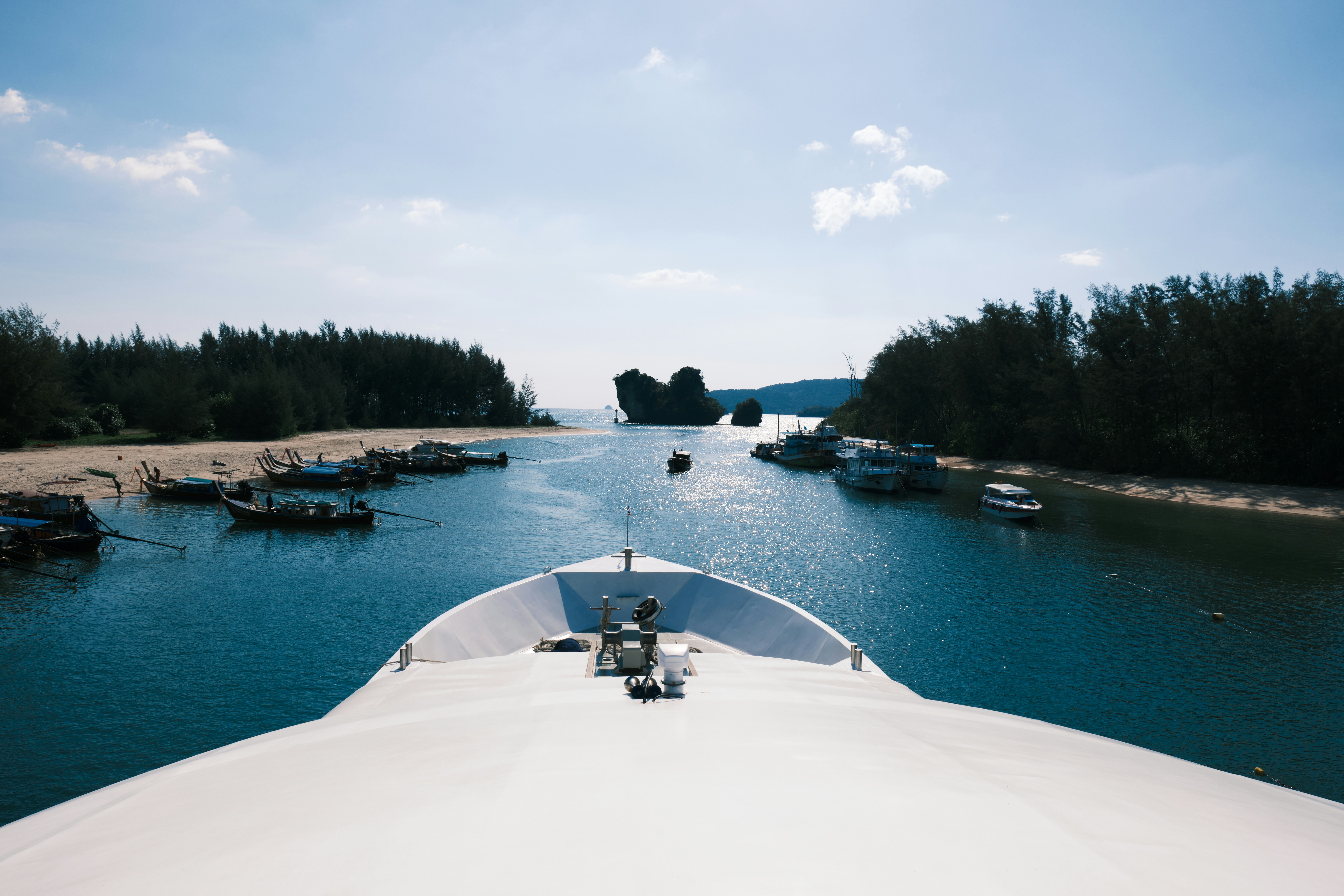 Bow into the Bay: A Seamless Bow View from the Boat