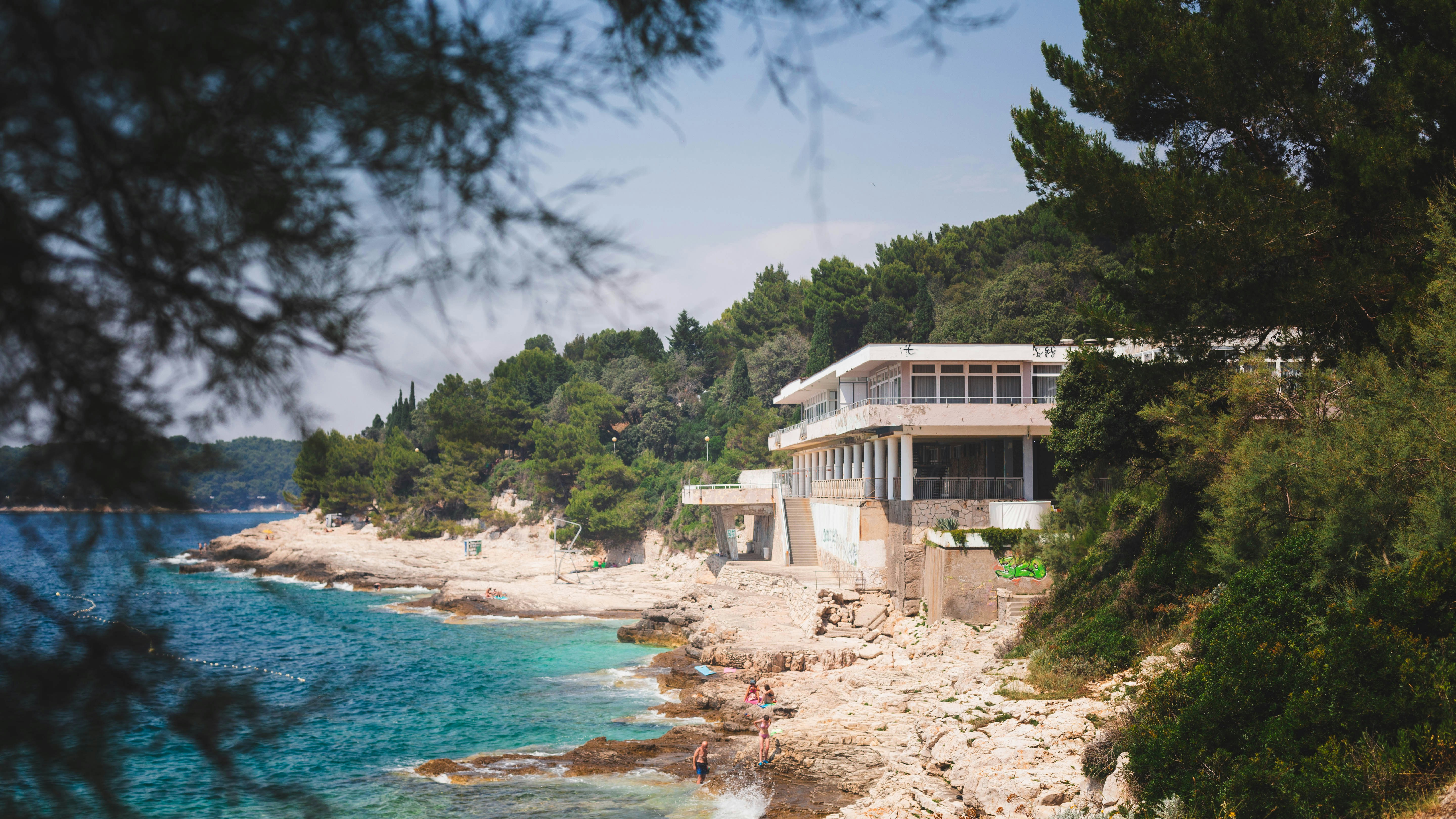 Coastal Modernism: A Cliffside Retreat Amid Turquoise Waters