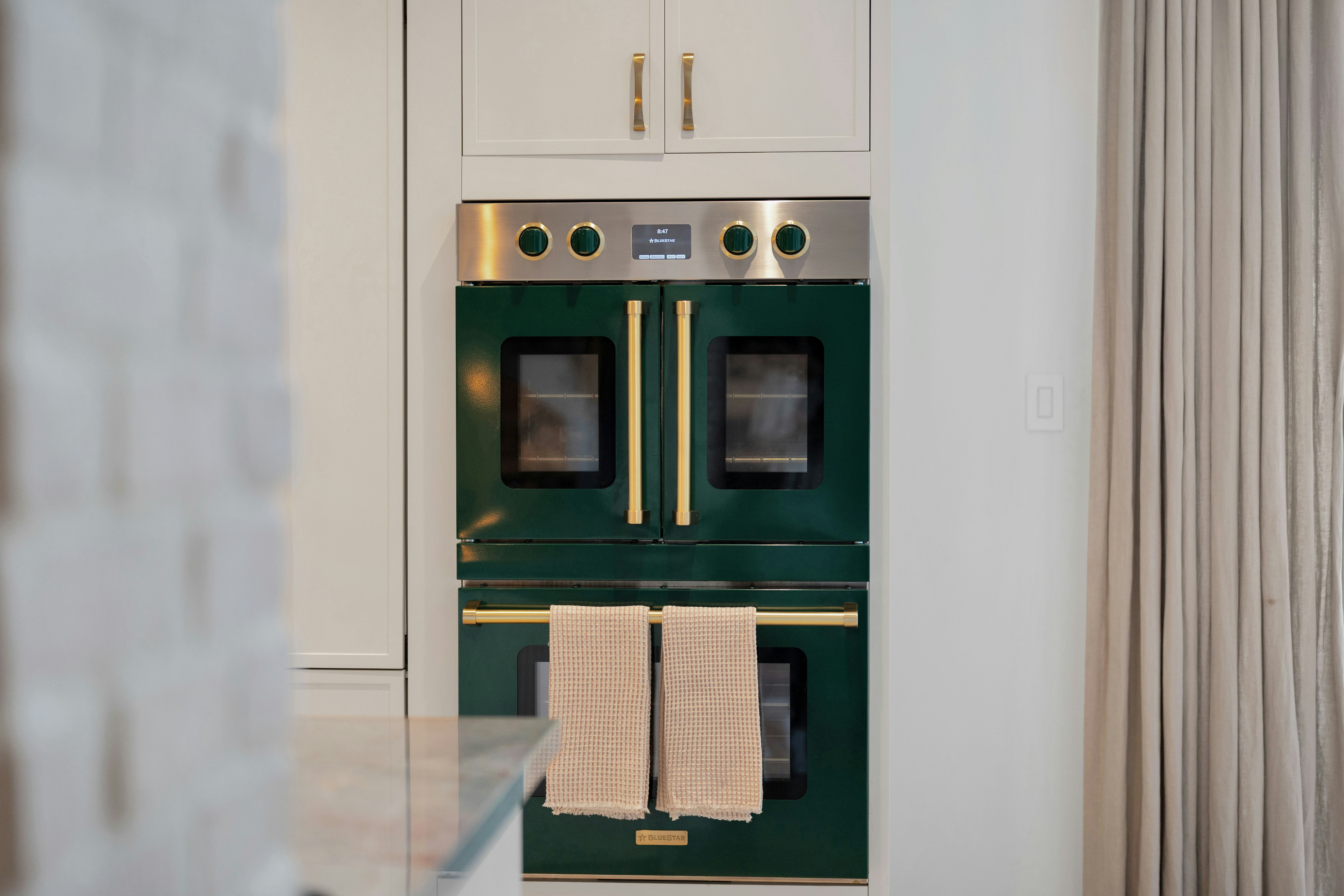 Green Range, Quiet Kitchen: A Stainless Twin Oven Centerpiece