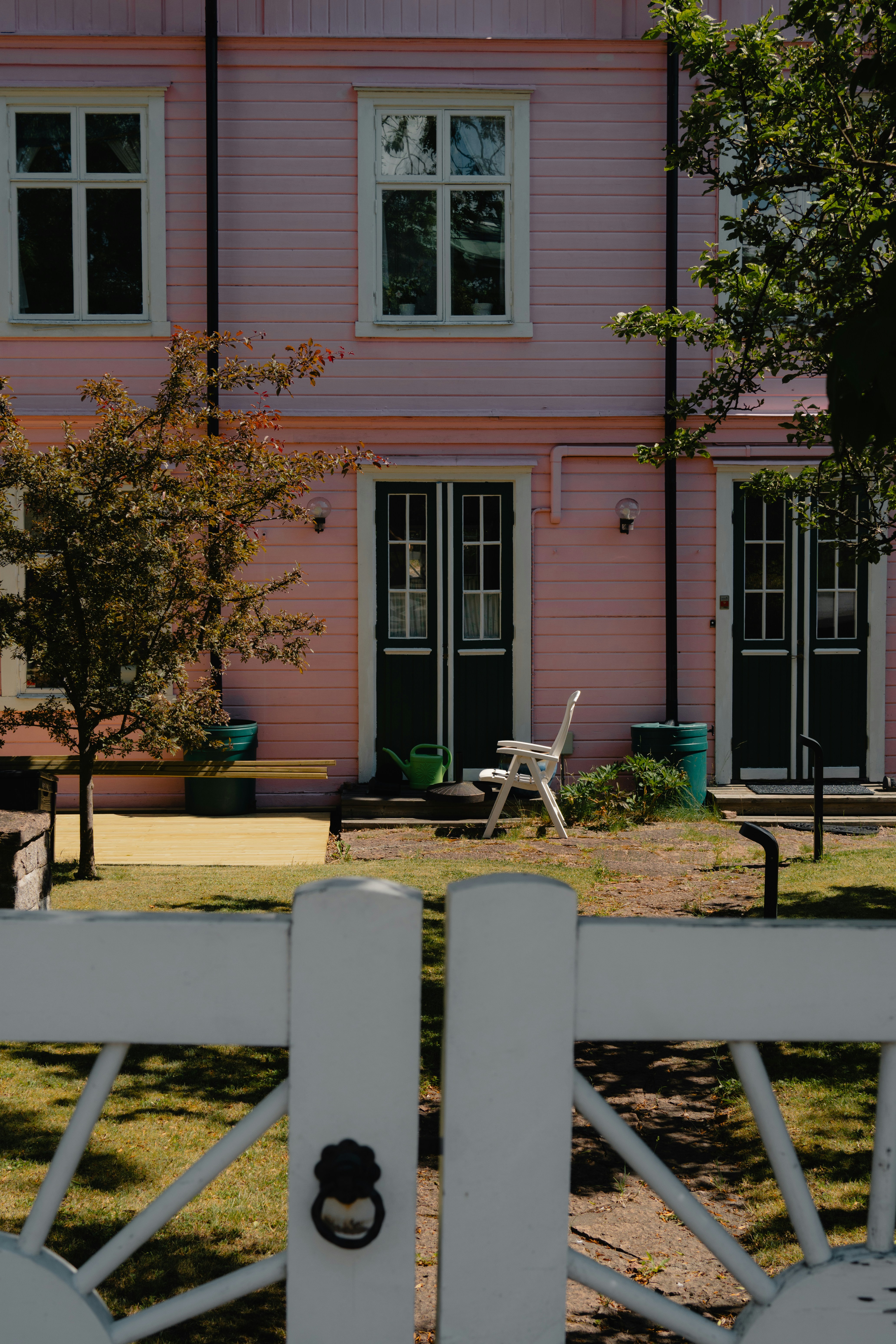 Pastel Stepwell: A Quiet Yard in Front of a Pink Townhouse