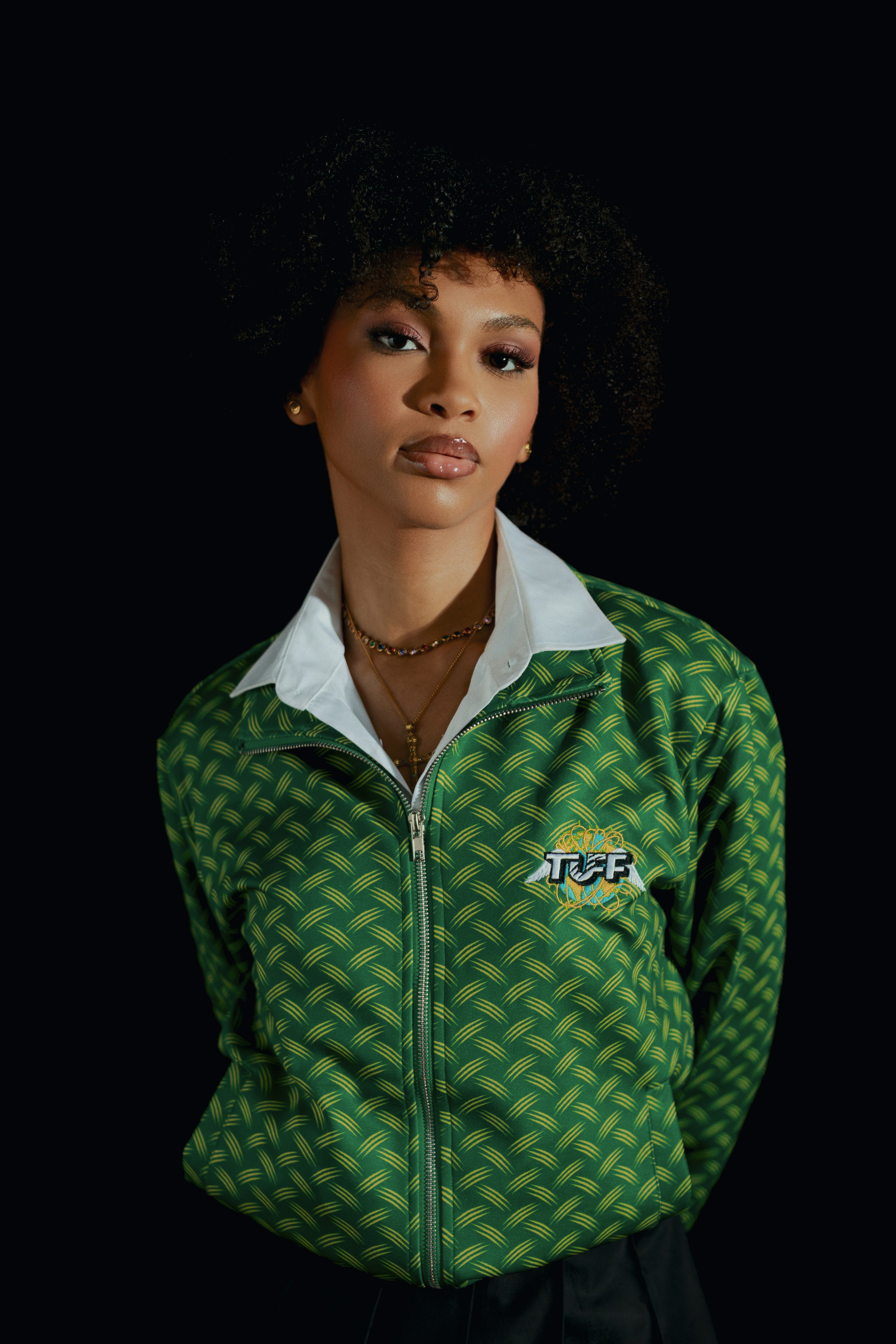 Green Zip, Quiet Confidence: Portrait of a Curled-Edge Style