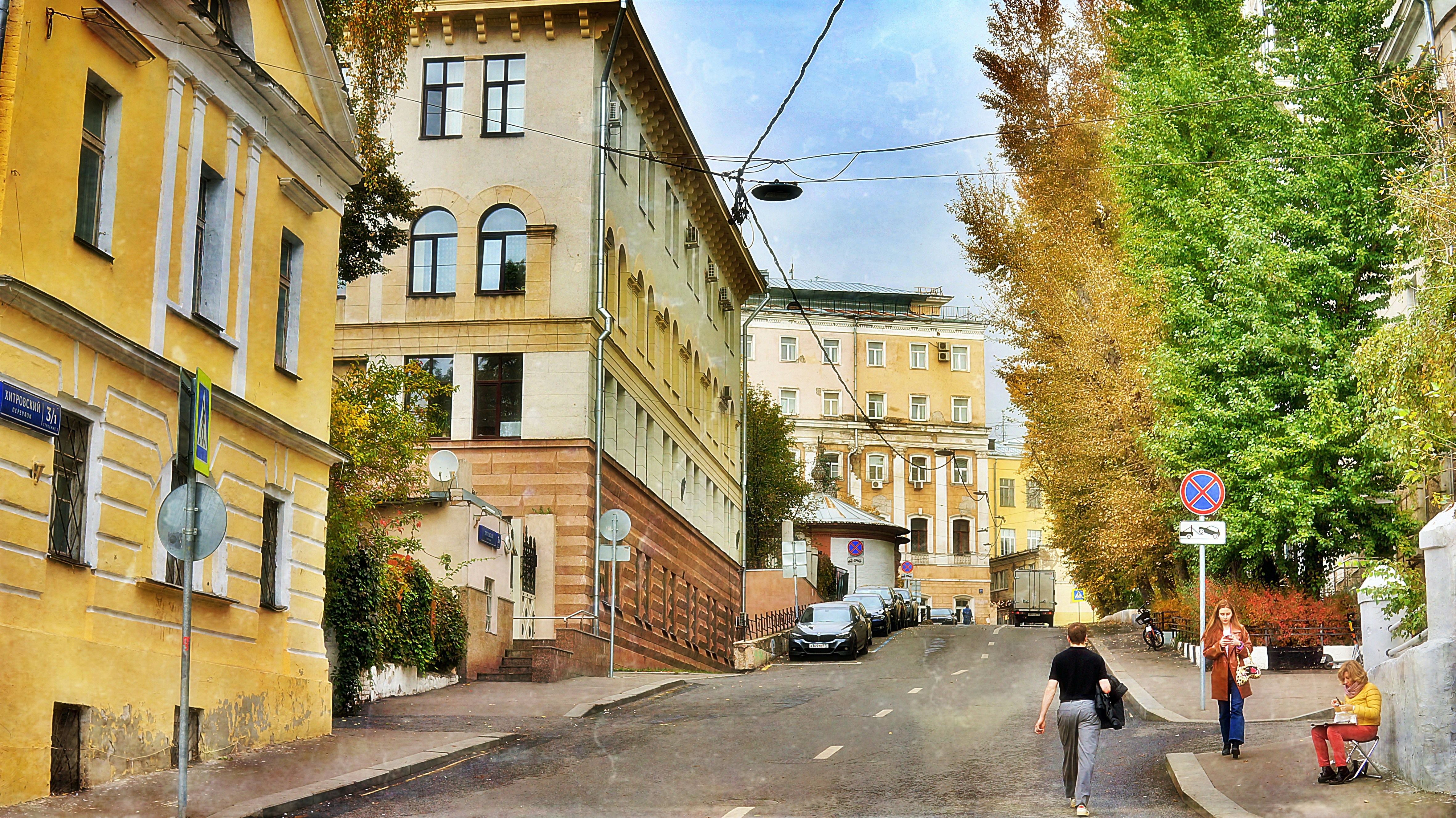 Autumn Street Ascent: A Quiet City Run