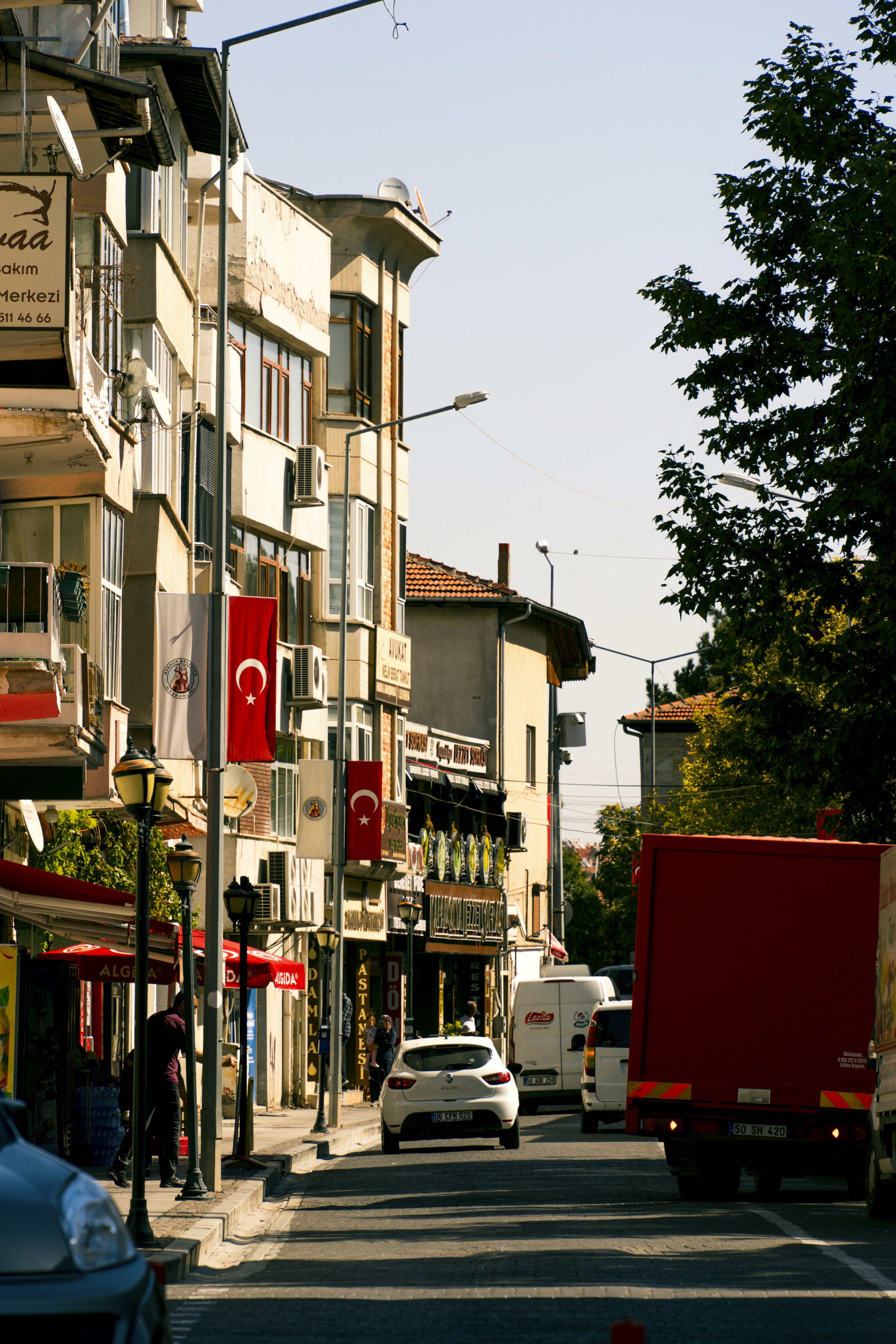 Turkish Street Pulse: Flags, Vehicles, and Noon Light