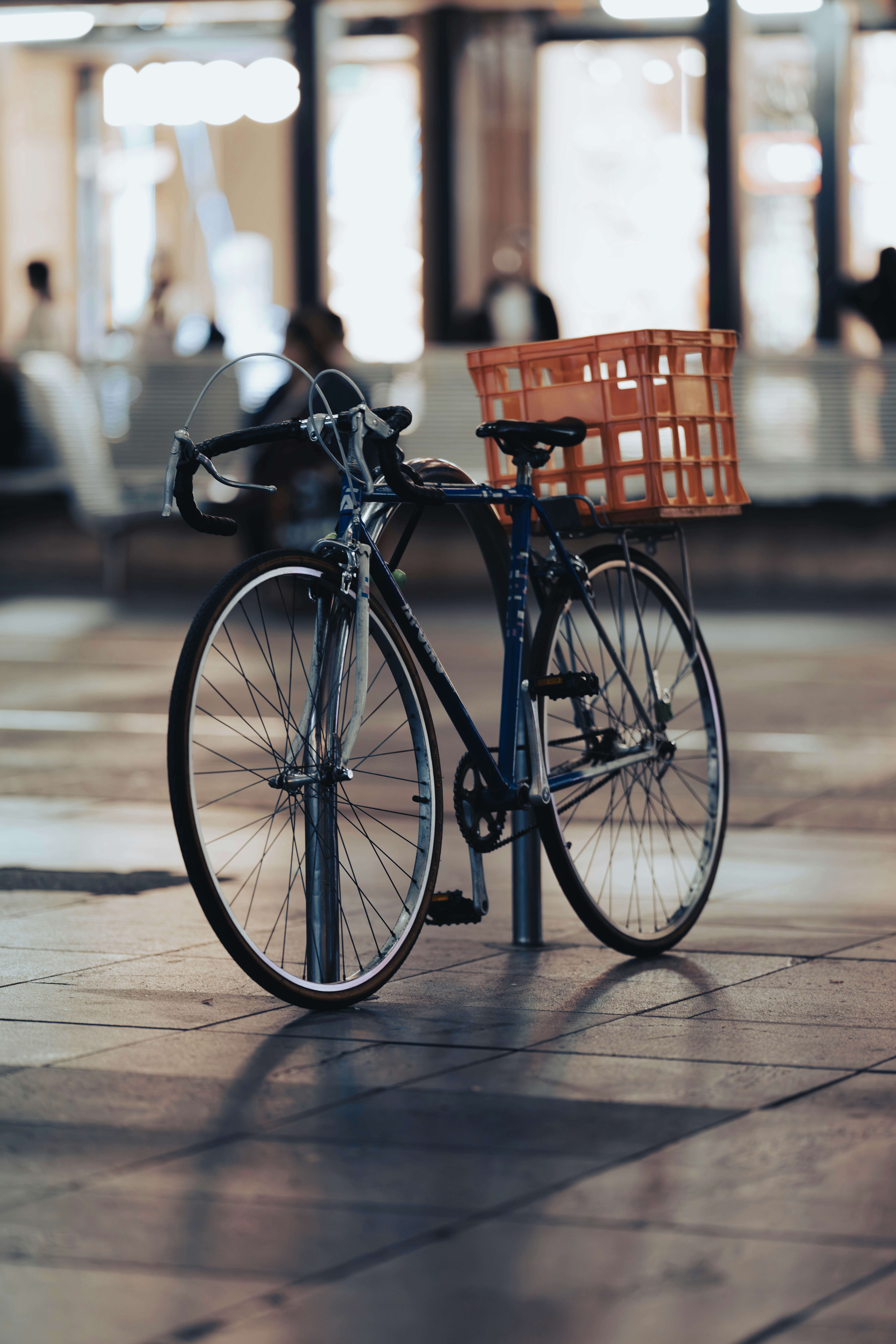 Urban Bicycle at Dusk: A City Basket’s Quiet Moment