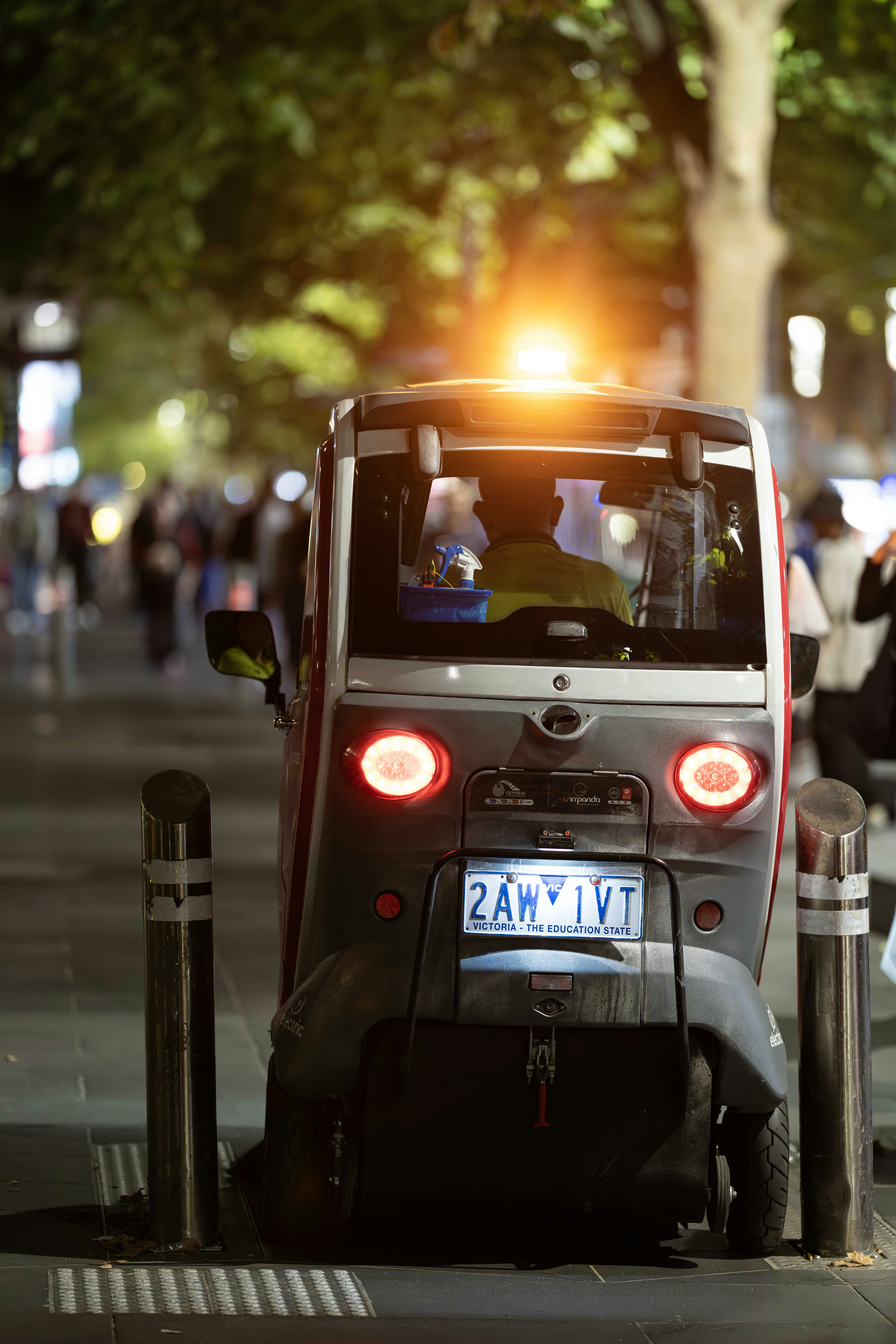 Neon Behind Glass: A Street Taxi’s Quiet Alert in Nightfall
