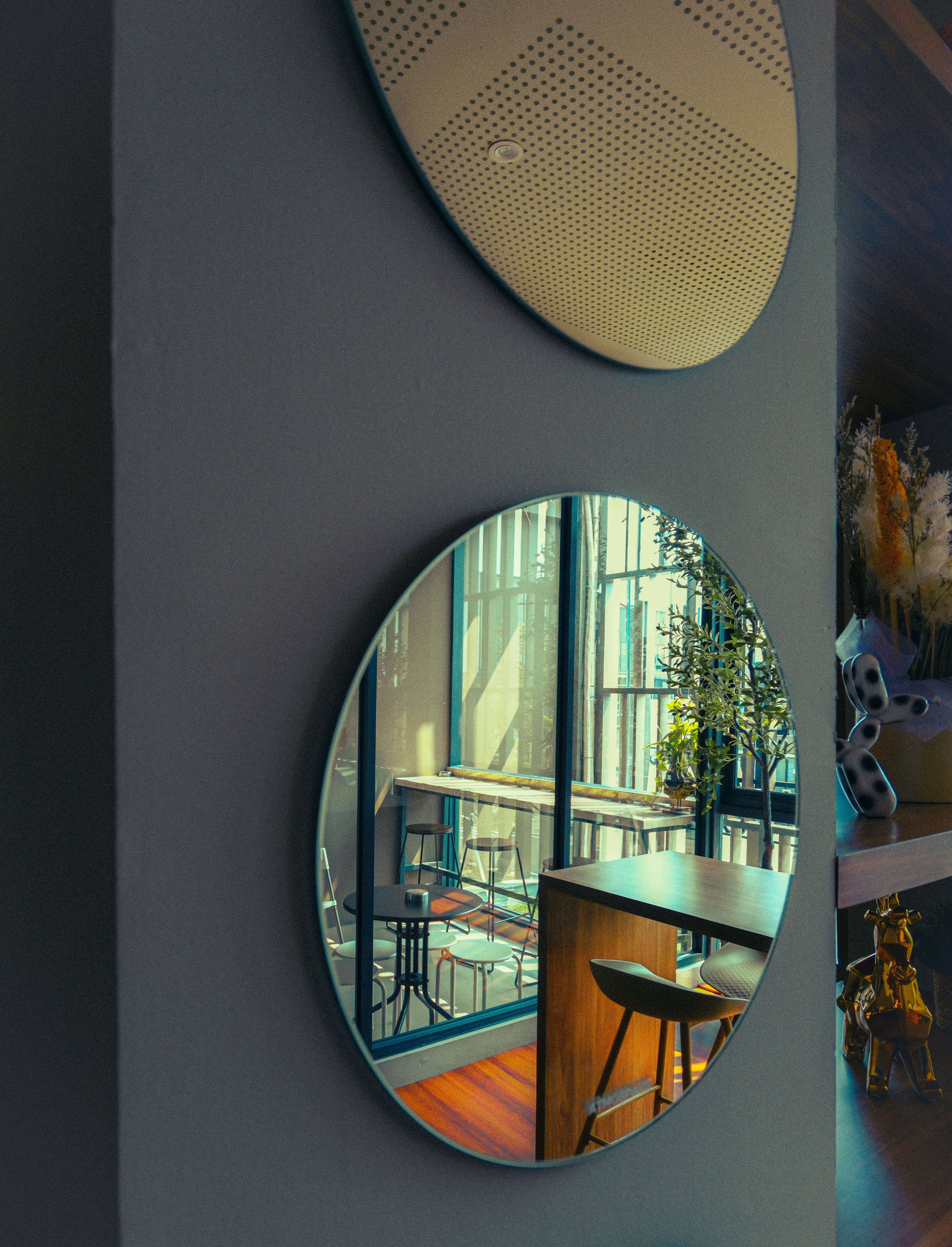Round Mirror, Bright Café: A Quiet Corner Reflected