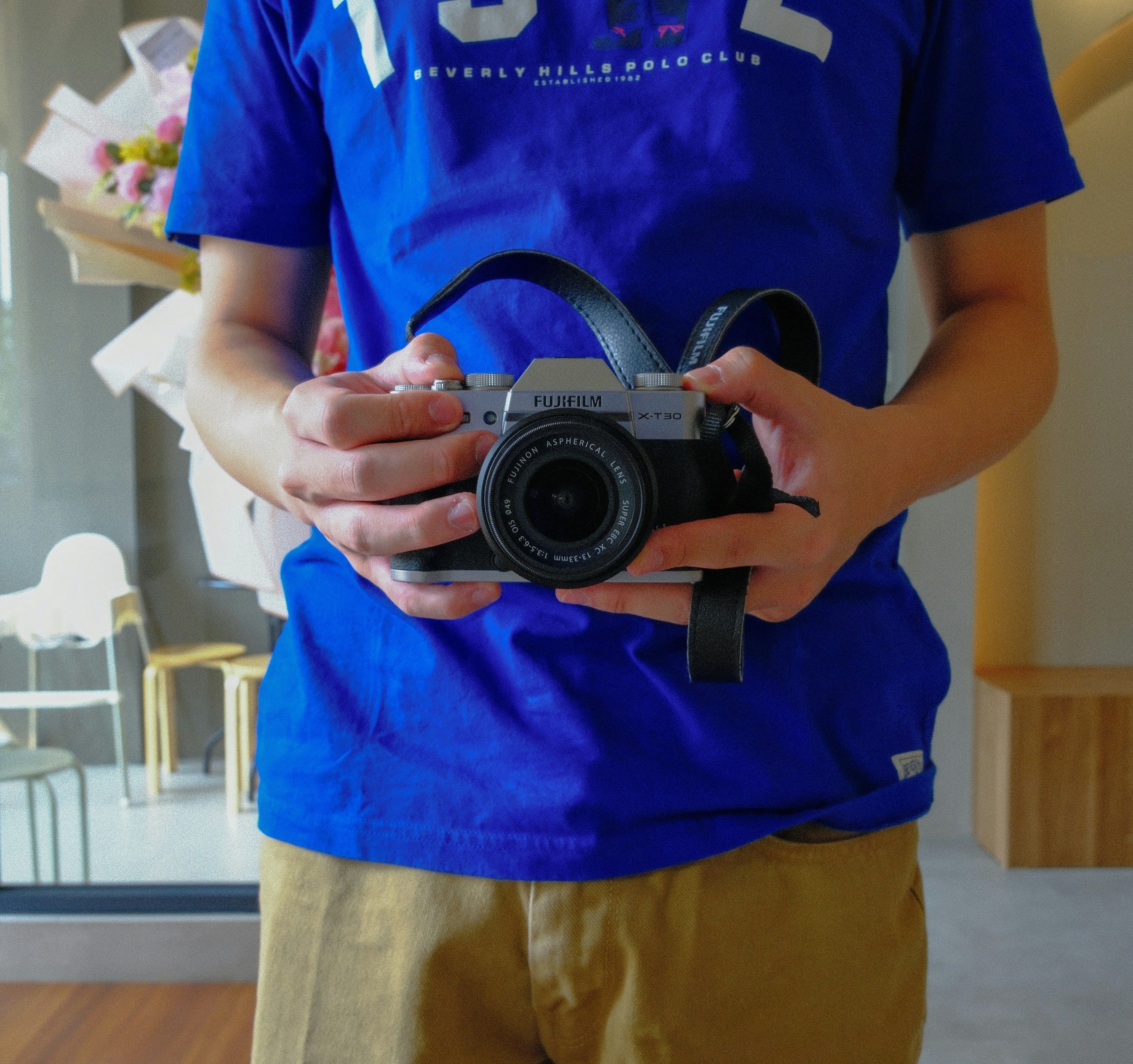 Blue Shirt, Quiet Moment: A Hands-On Portrait with a Fujifilm Grip