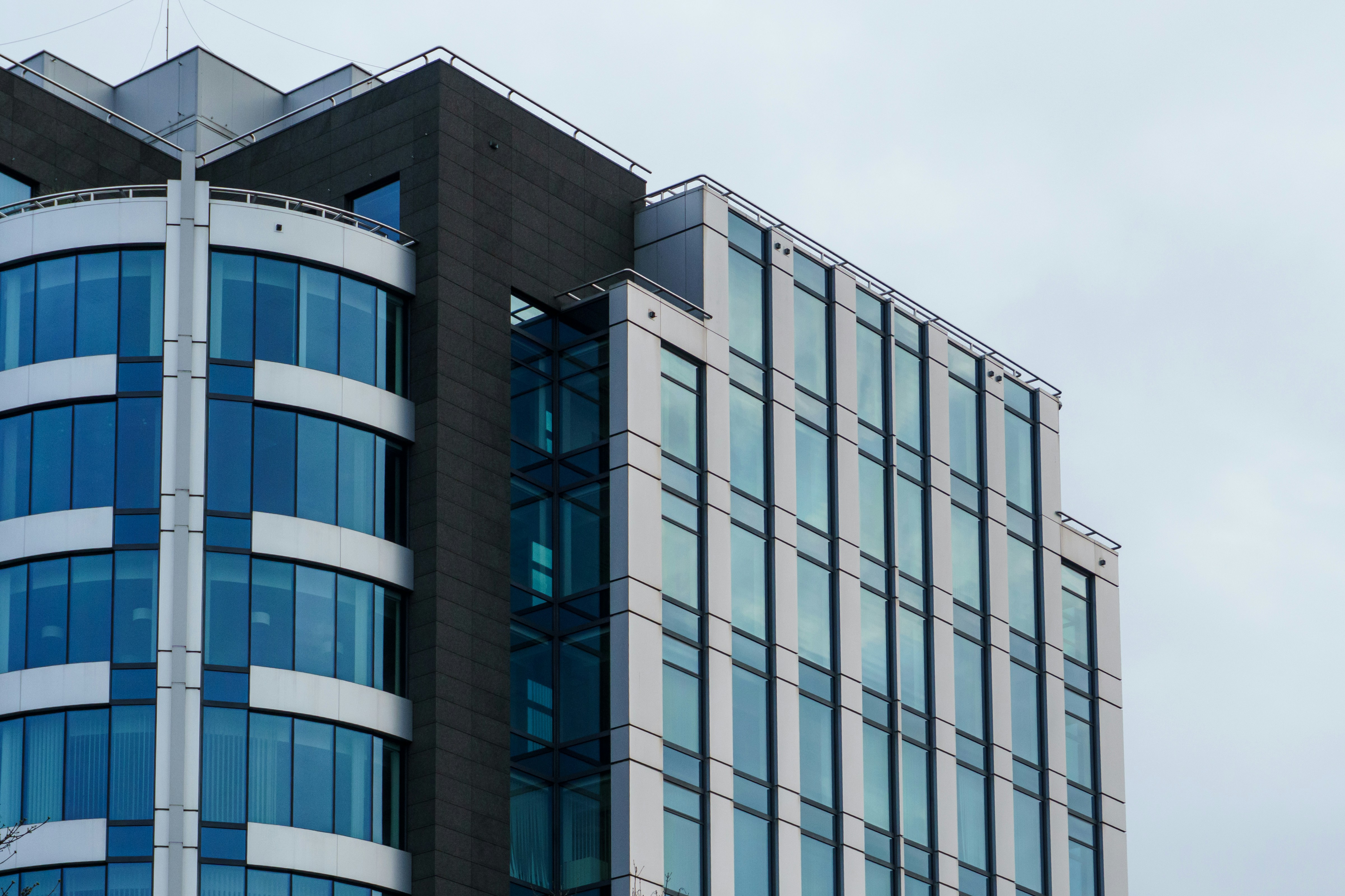 Glass-and-steel Facade Arc: A Cornered Modernist Building Reaching the Sky