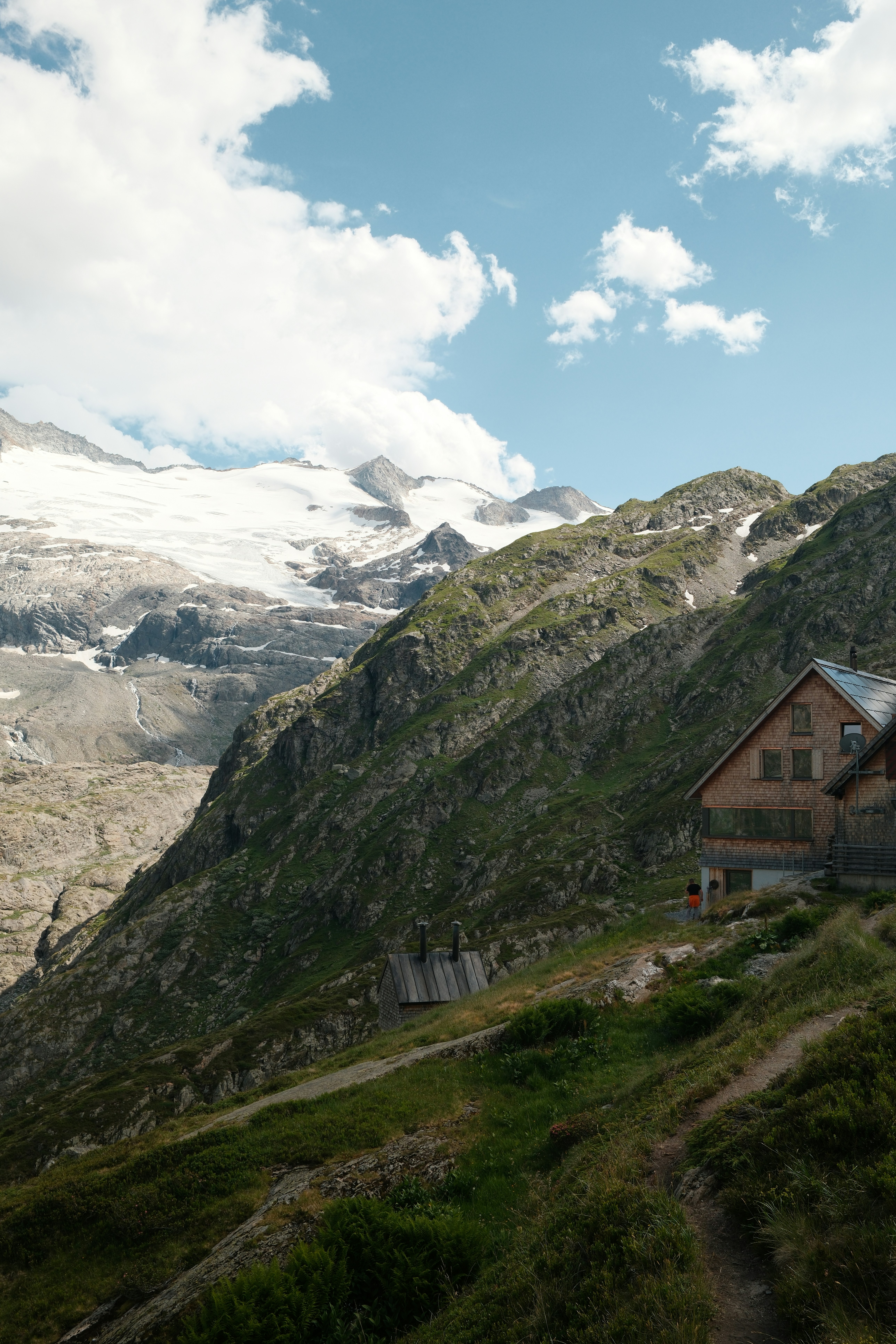 Snowbound Summit Lodge: A Chalet Clinging to the Alpine Ring