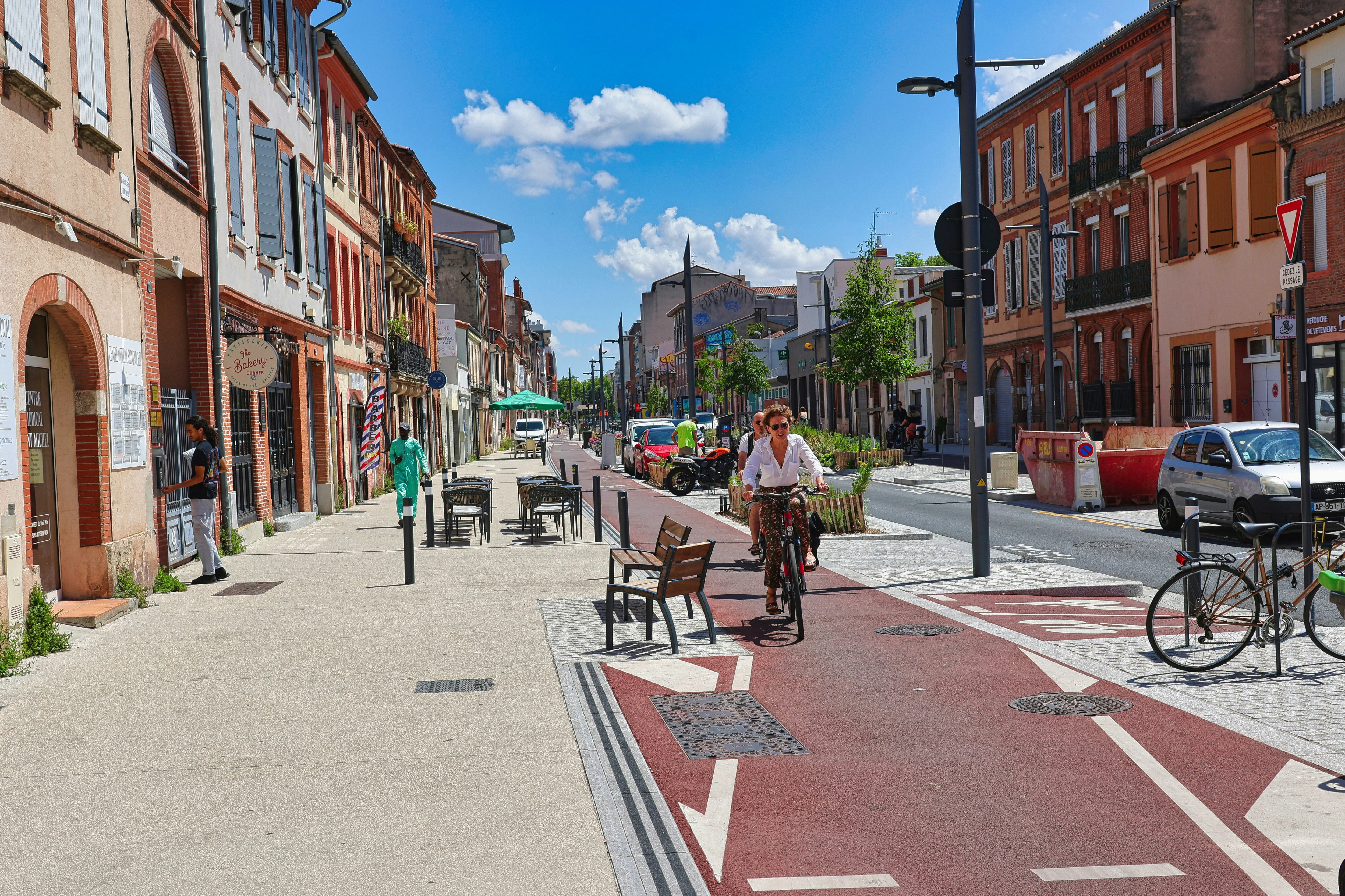 Axe urbain requalifié avec espace piéton, pistes cyclables sécurisées, larges trottoirs et végétalisation. Des aménagements inspirés des meilleures pratiques des Pays-Bas. Un espace public apaisé, convivial et agréable pour tous.