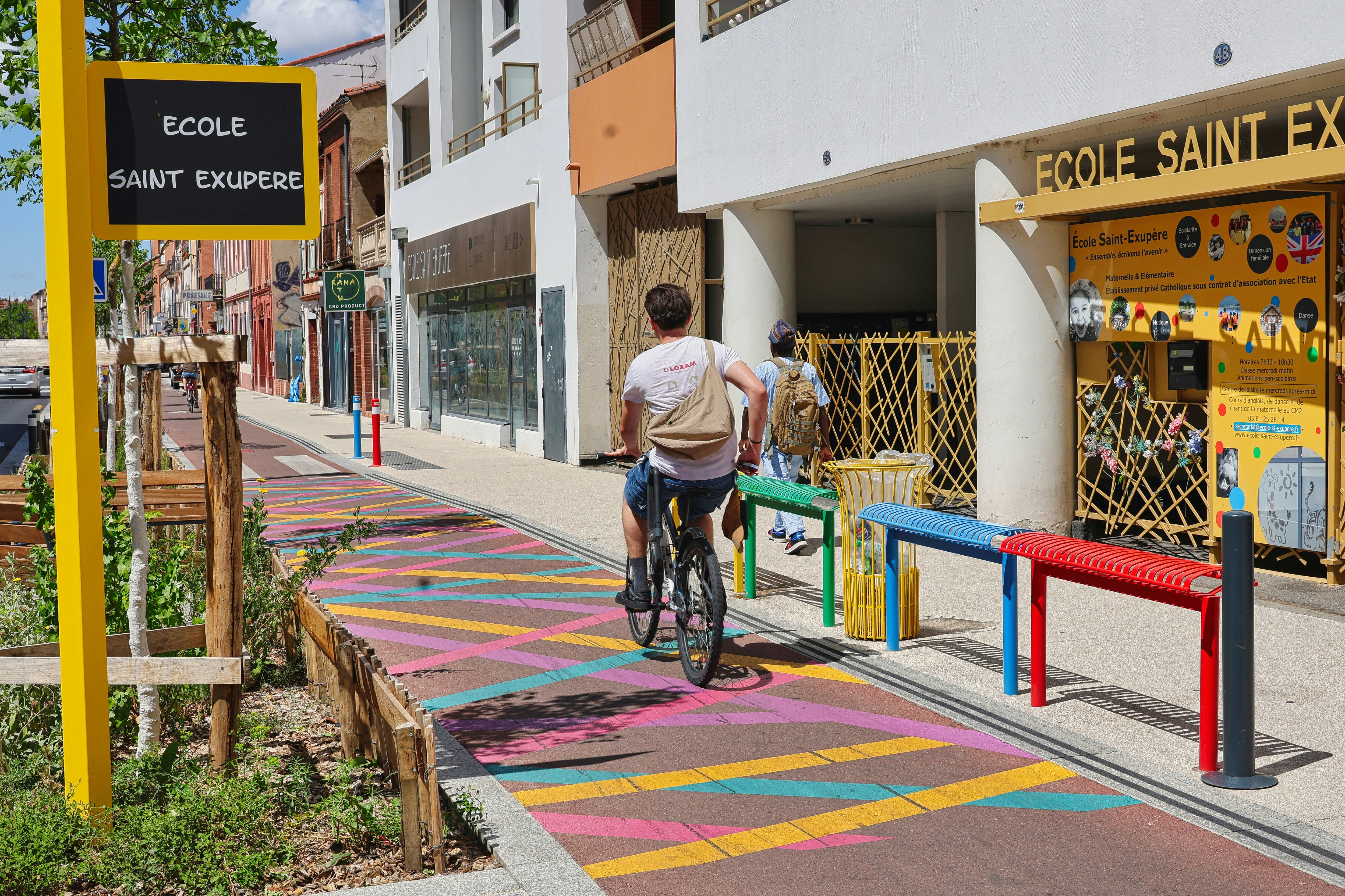 Axe urbain requalifié avec espace piéton, pistes cyclables sécurisées, larges trottoirs et végétalisation. Des aménagements inspirés des meilleures pratiques des Pays-Bas. Un espace public apaisé, convivial et agréable pour tous.