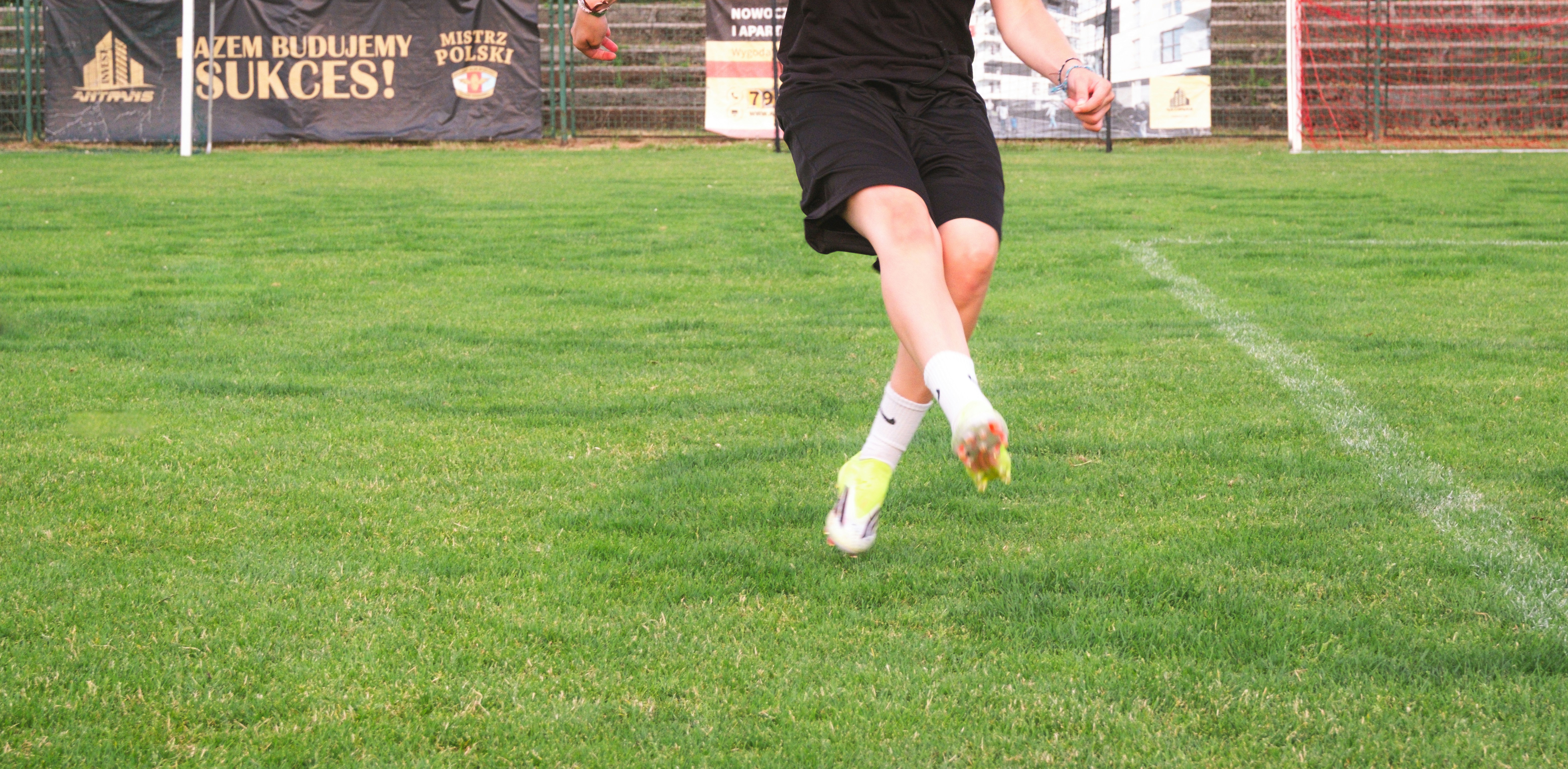 Midstride Sprint: Focus on the Field's Edge
