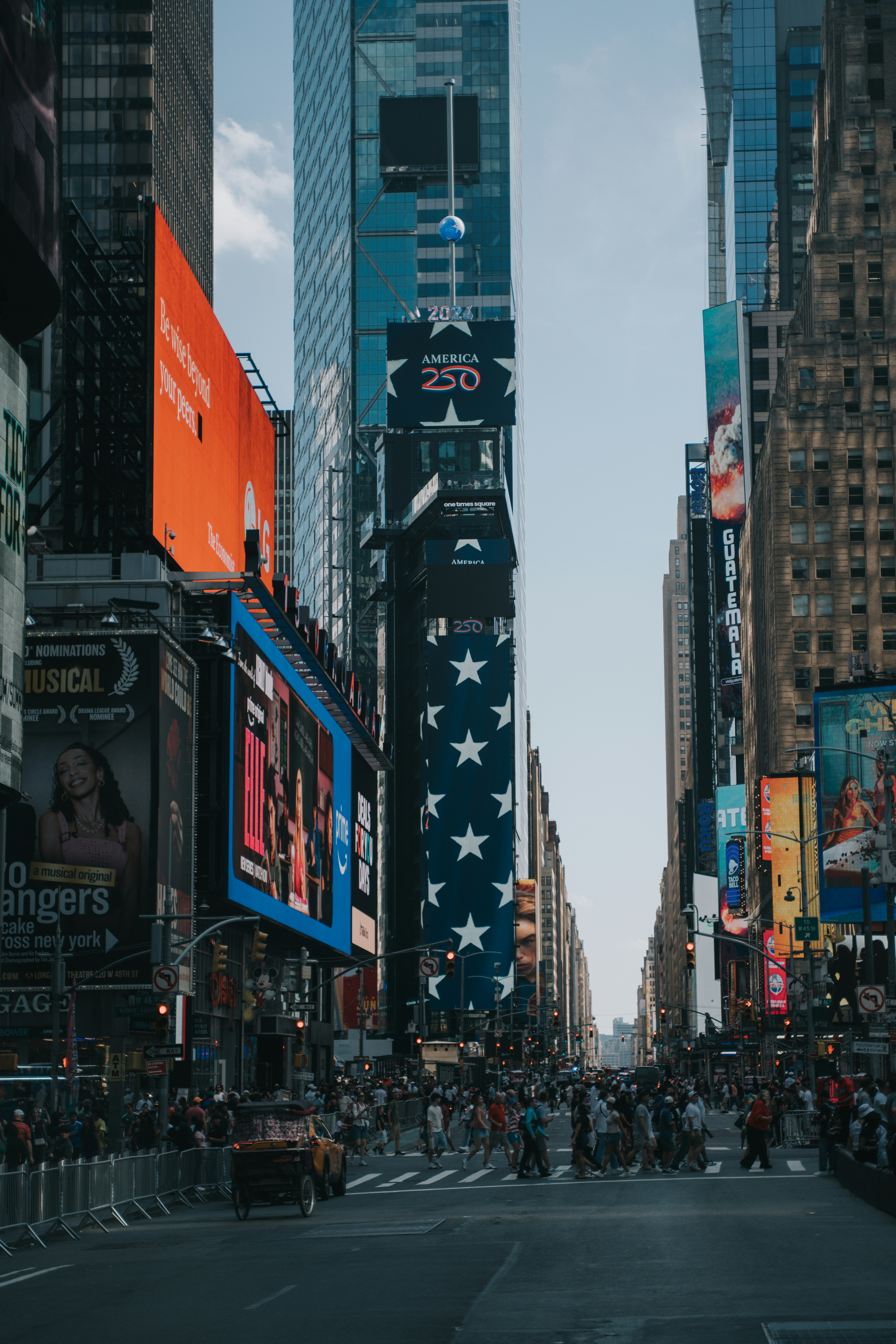 Times Square Pulse: A Courtyard of Neon and Crowd
