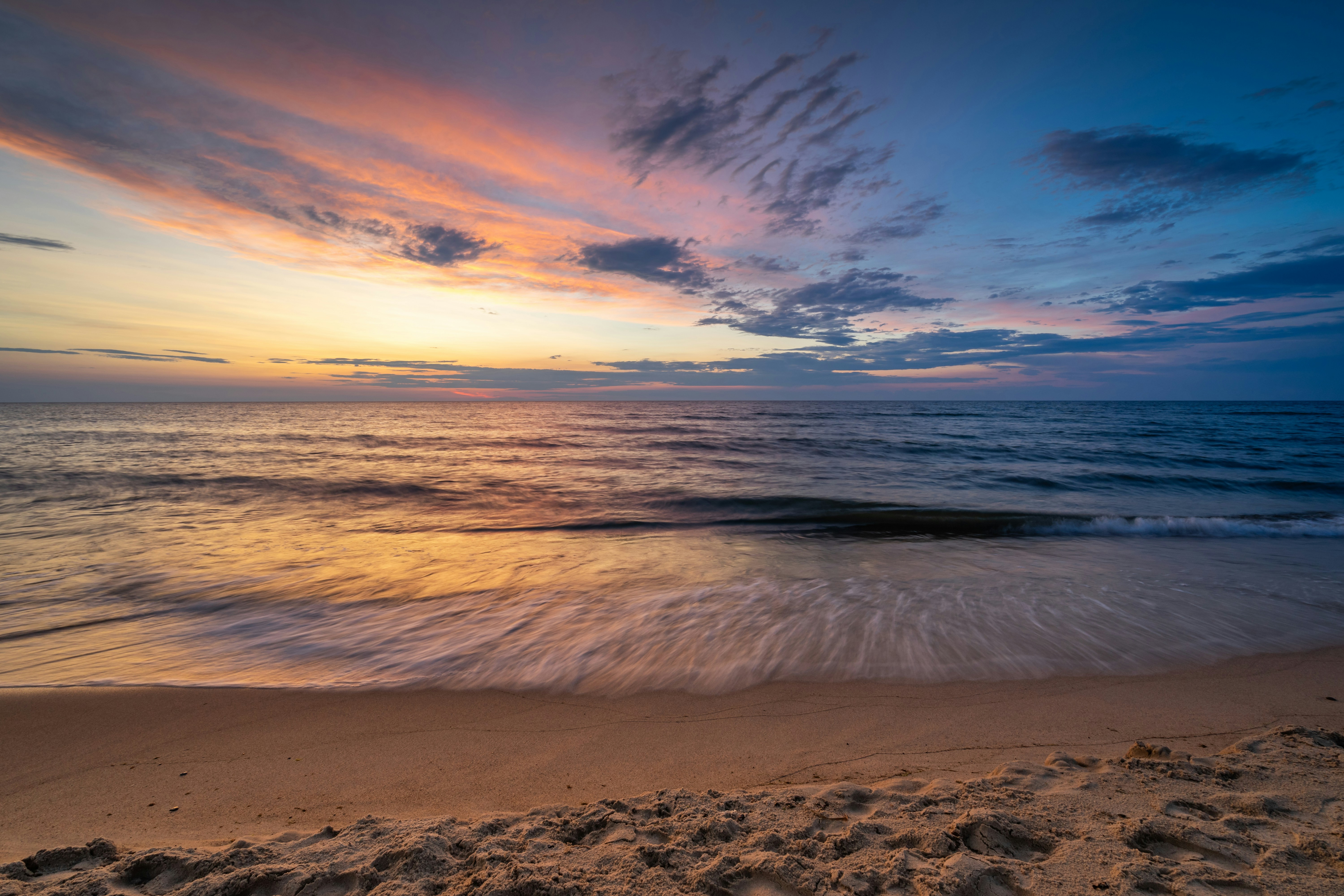Sunset Tide: Quiet Horizon Over a Golden Shore