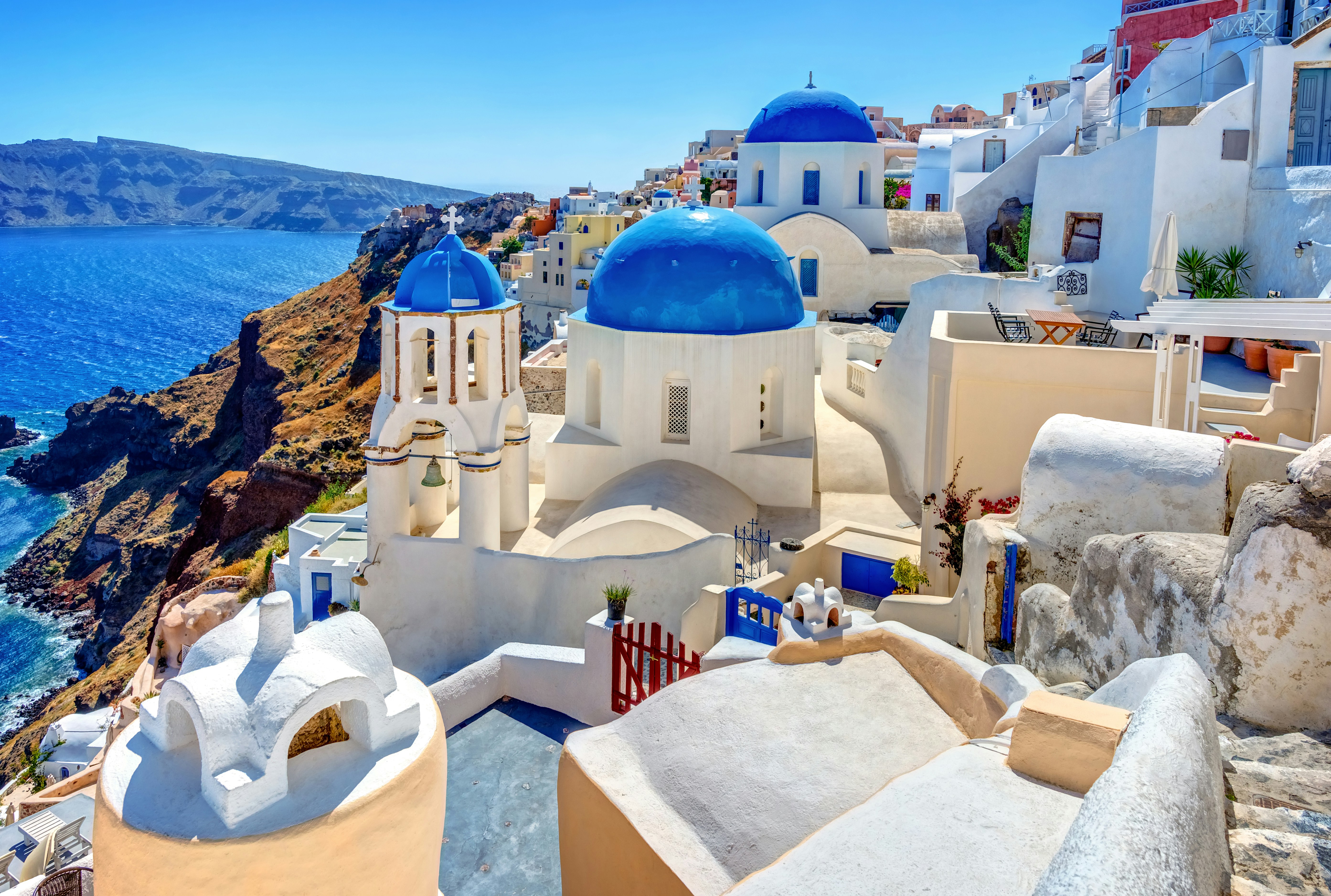 Blue Domes Over the Aegean: Whitewashed Steps into Santorini Light