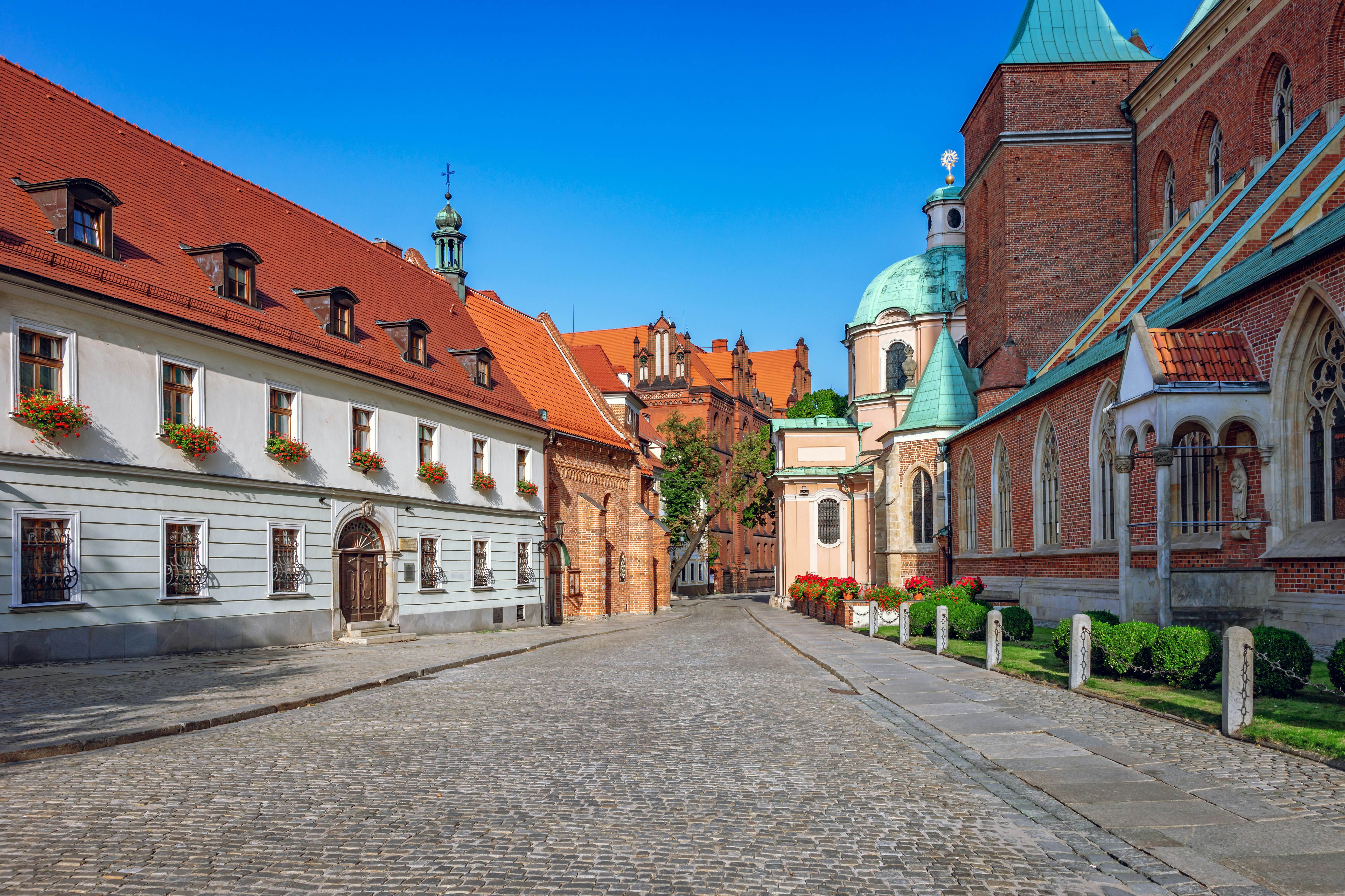 Cobblestone Avenue to Historic Domes