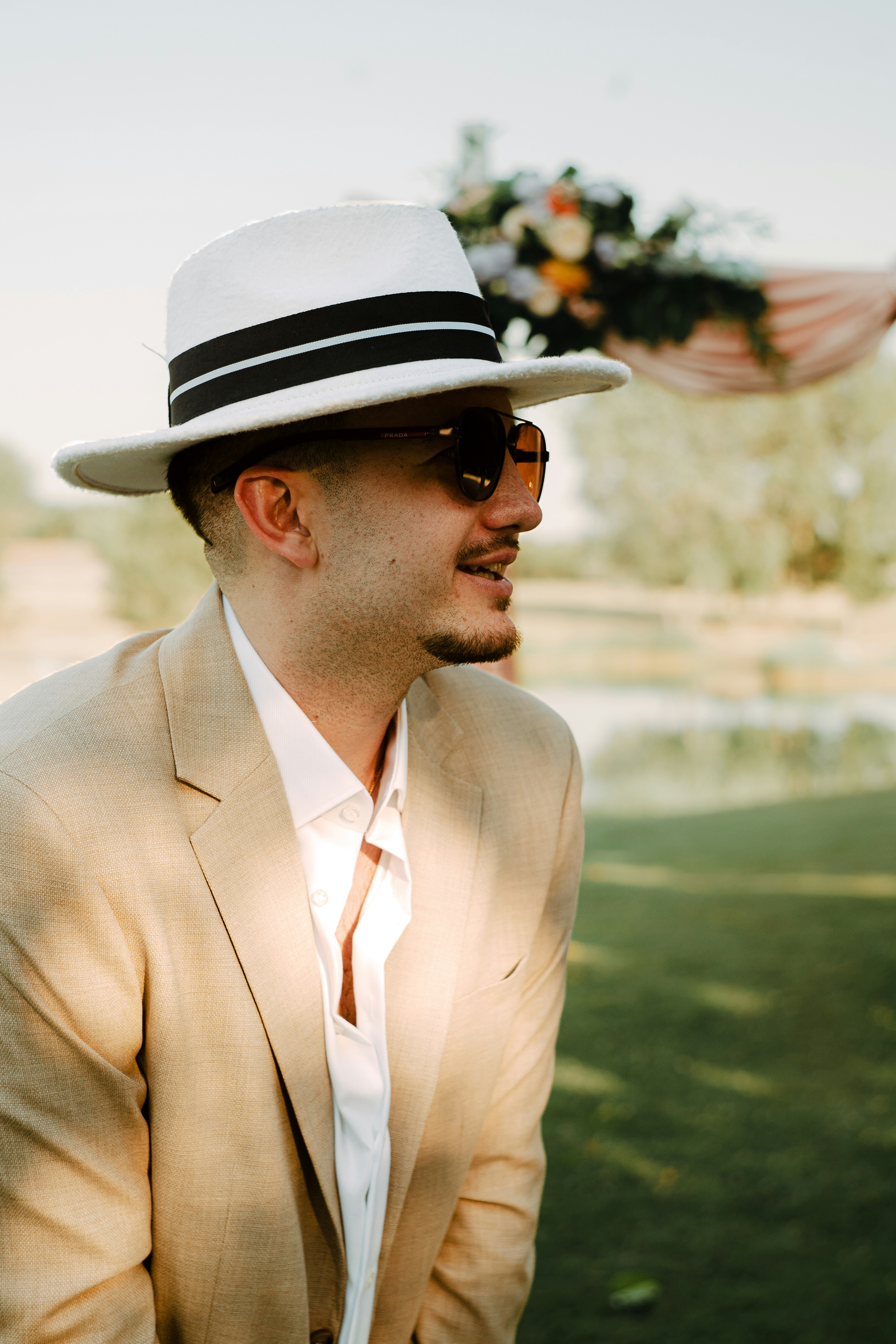 Portrait in Pan-Lighting: A Relaxed Groom in a Light Beige Suit