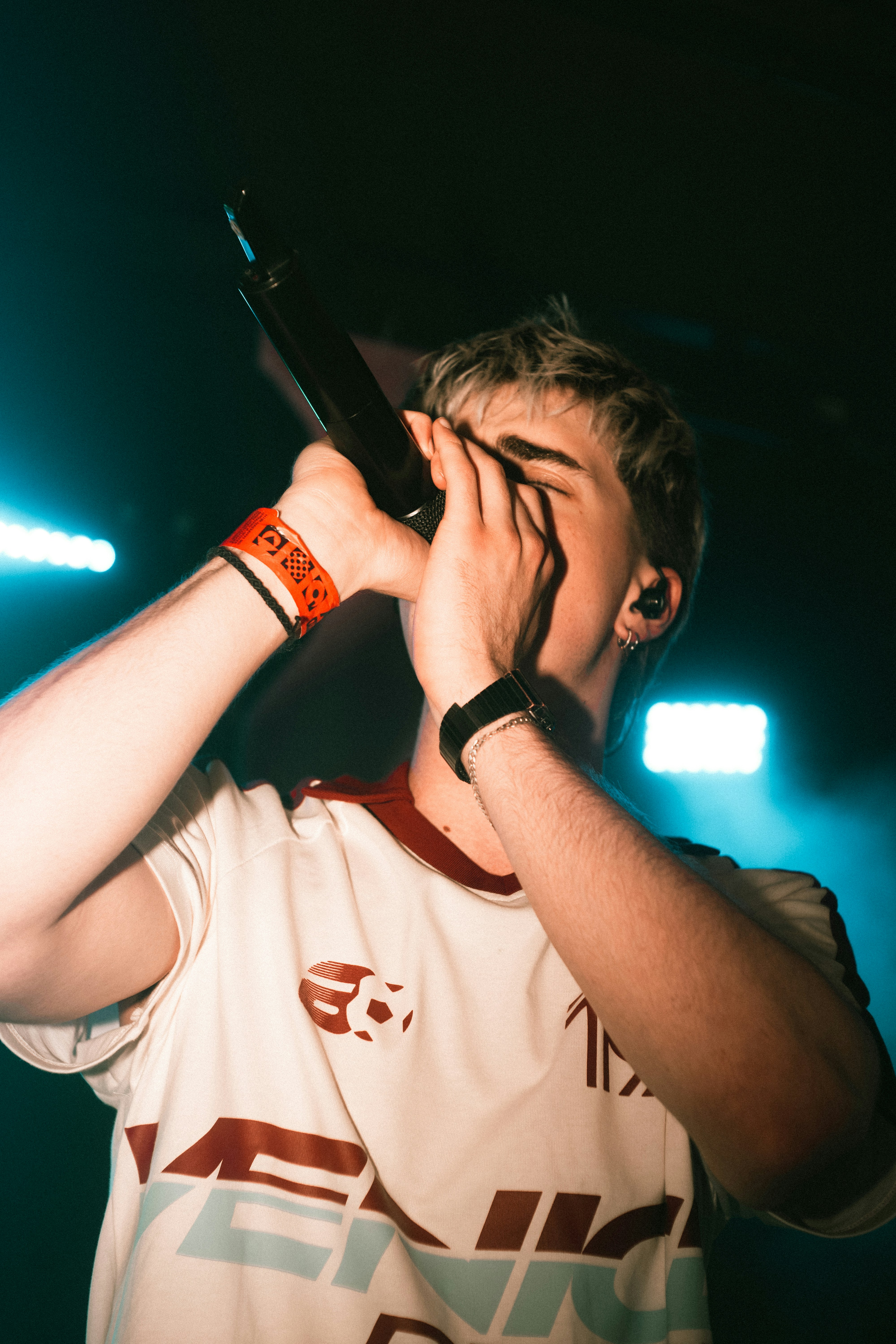 Midnight Pulse: A Vocalist Steals the Spotlight