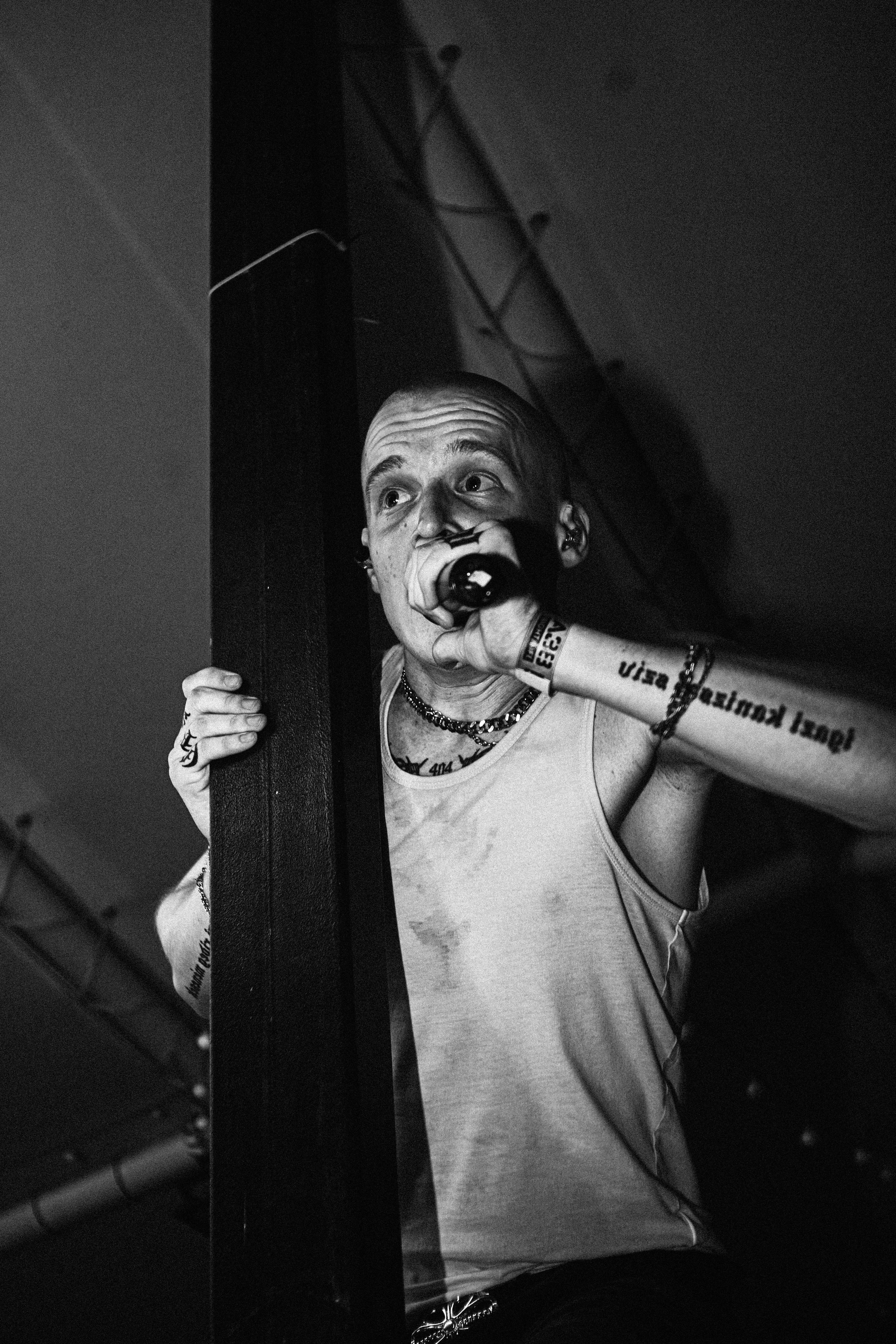 Close-Quarter Intensity: A Singer in Shadowed Void