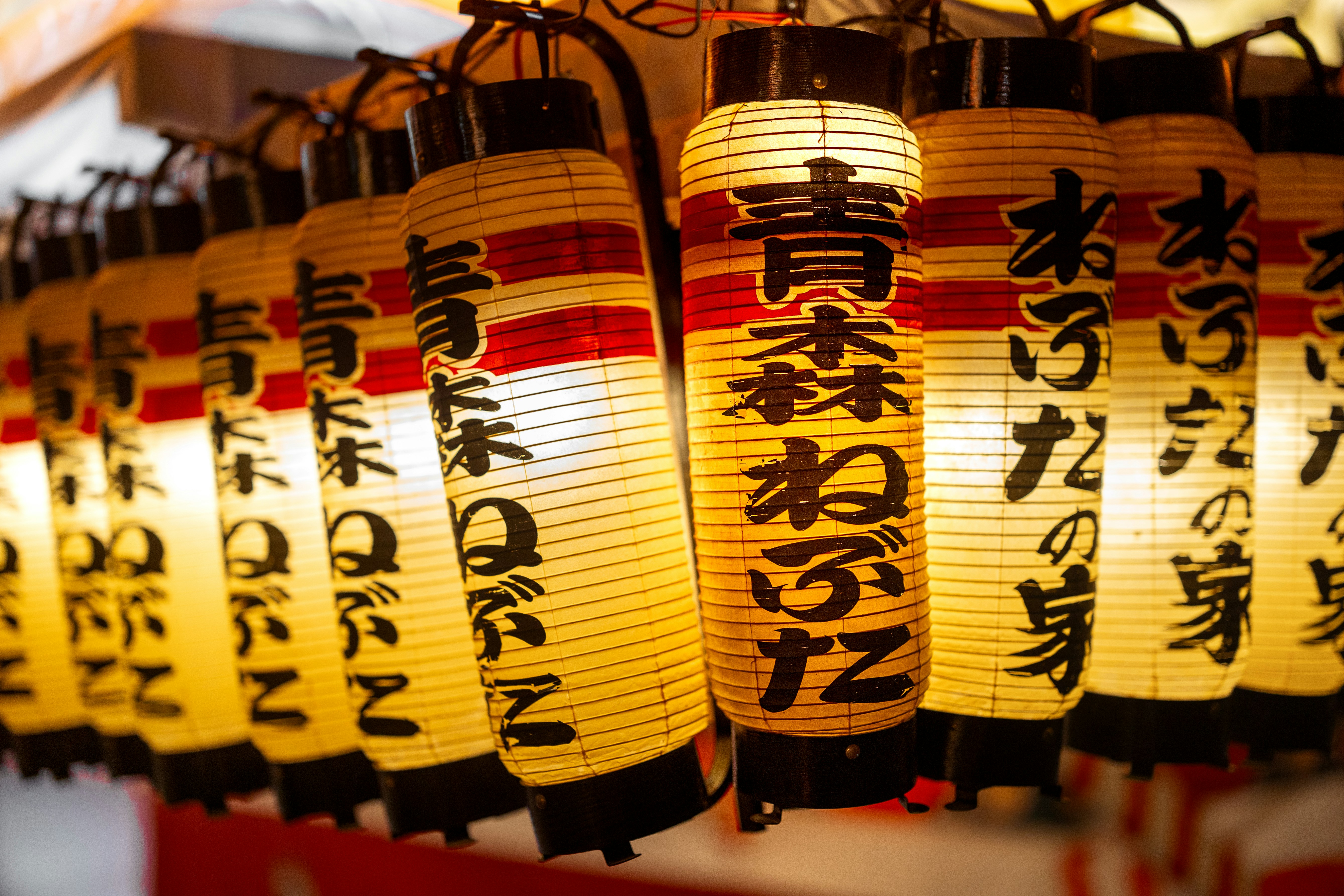 Lantern Row in Soft Neon: A Warm Corridor of Japanese Paper Lights
