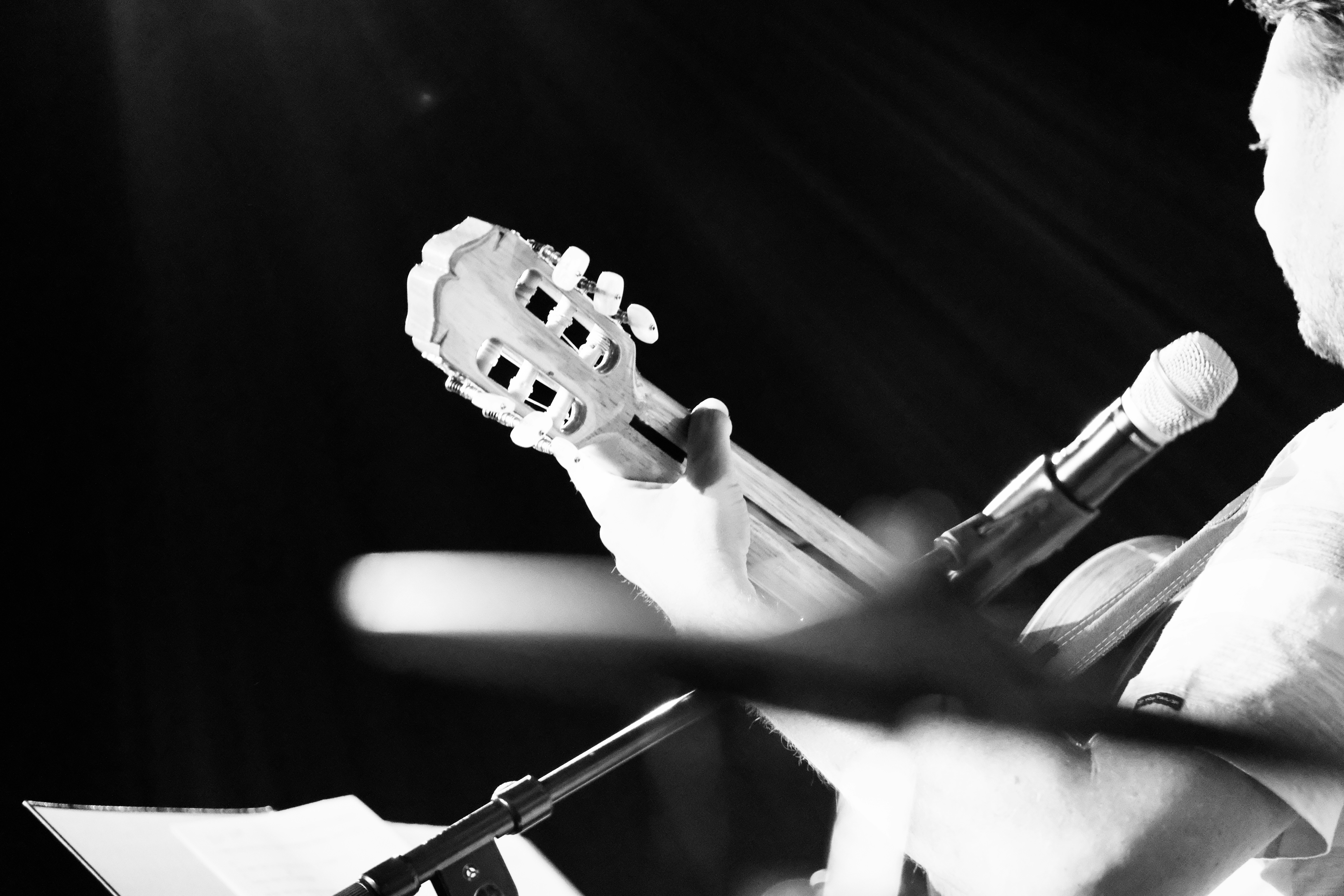 Strings in Spotlight: A Quiet Guitar Moment on Stage