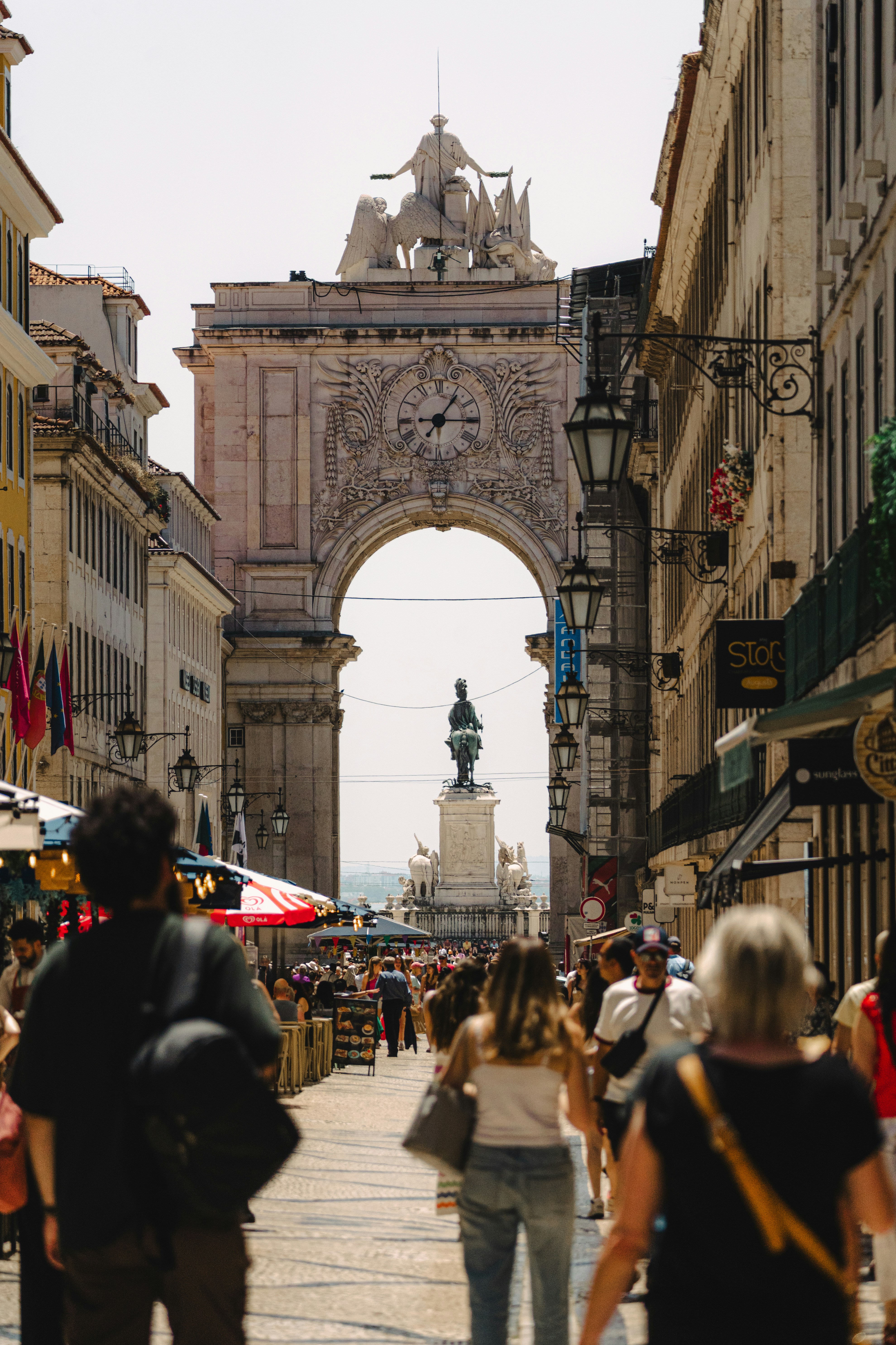 Gateway to the Square: Pedestrian Pulse Beneath Lisbon’s Arched Clock