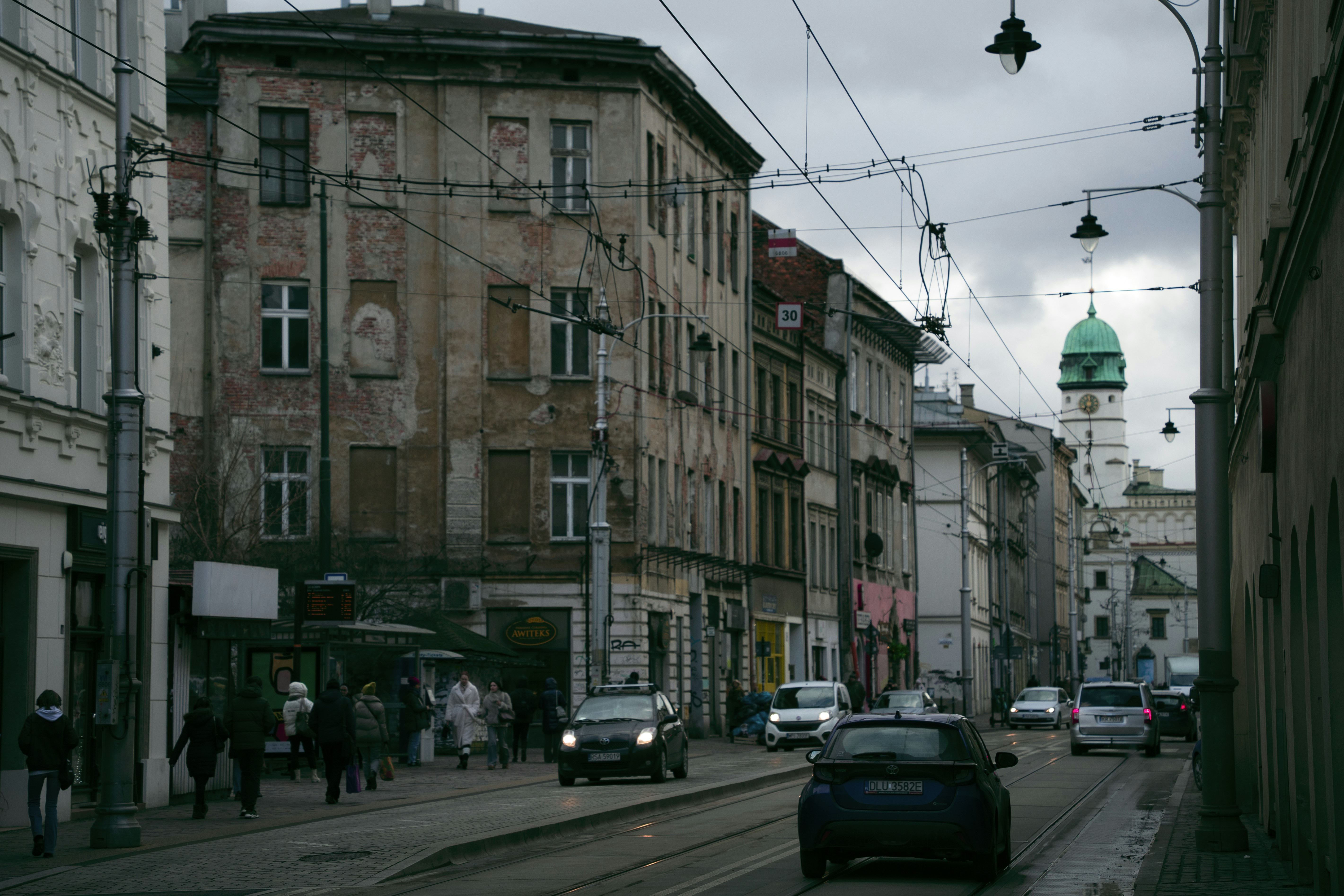 Urban Corridor Under a Turbulent Sky