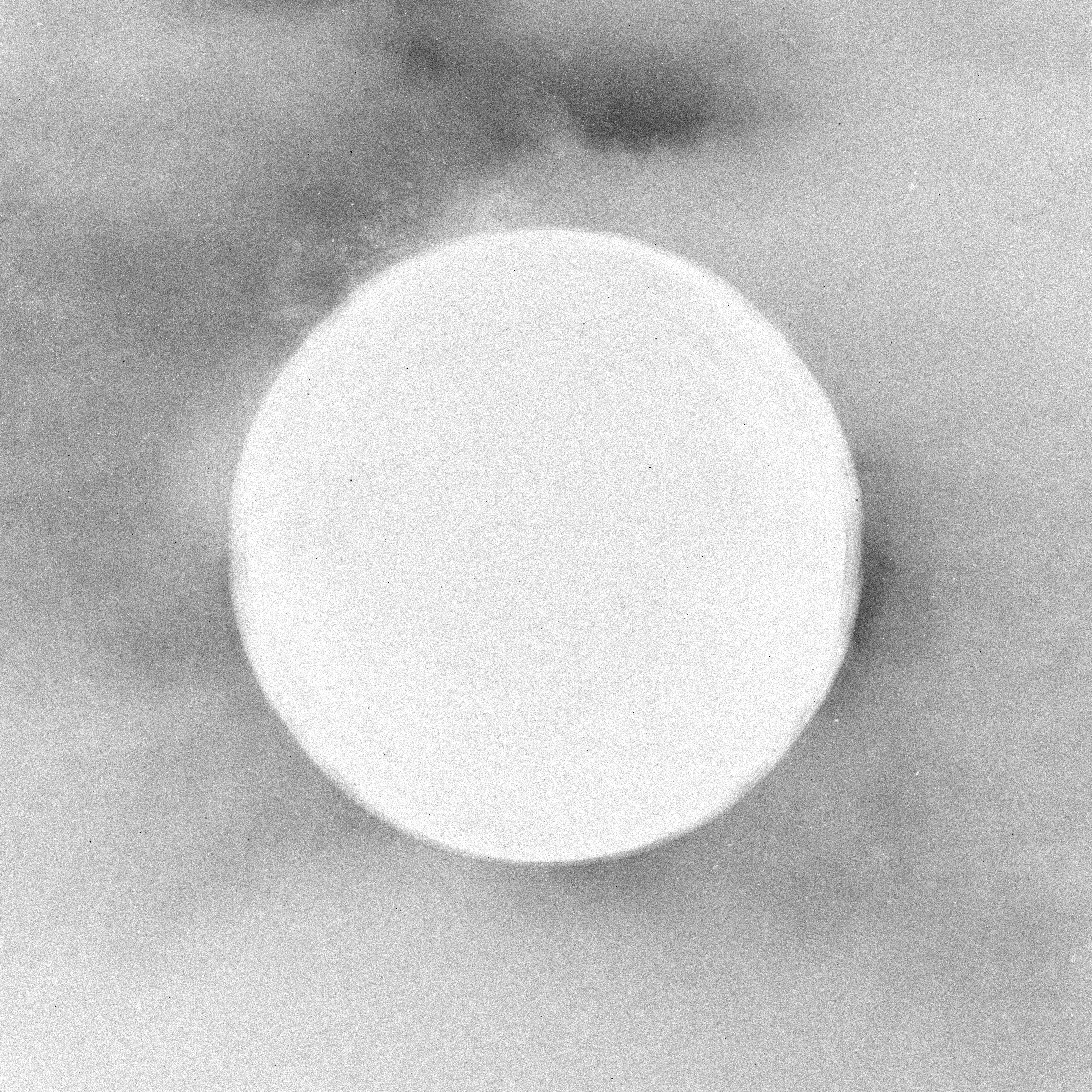 Circular Moon in a Quiet Sky – A Minimal Astral Study