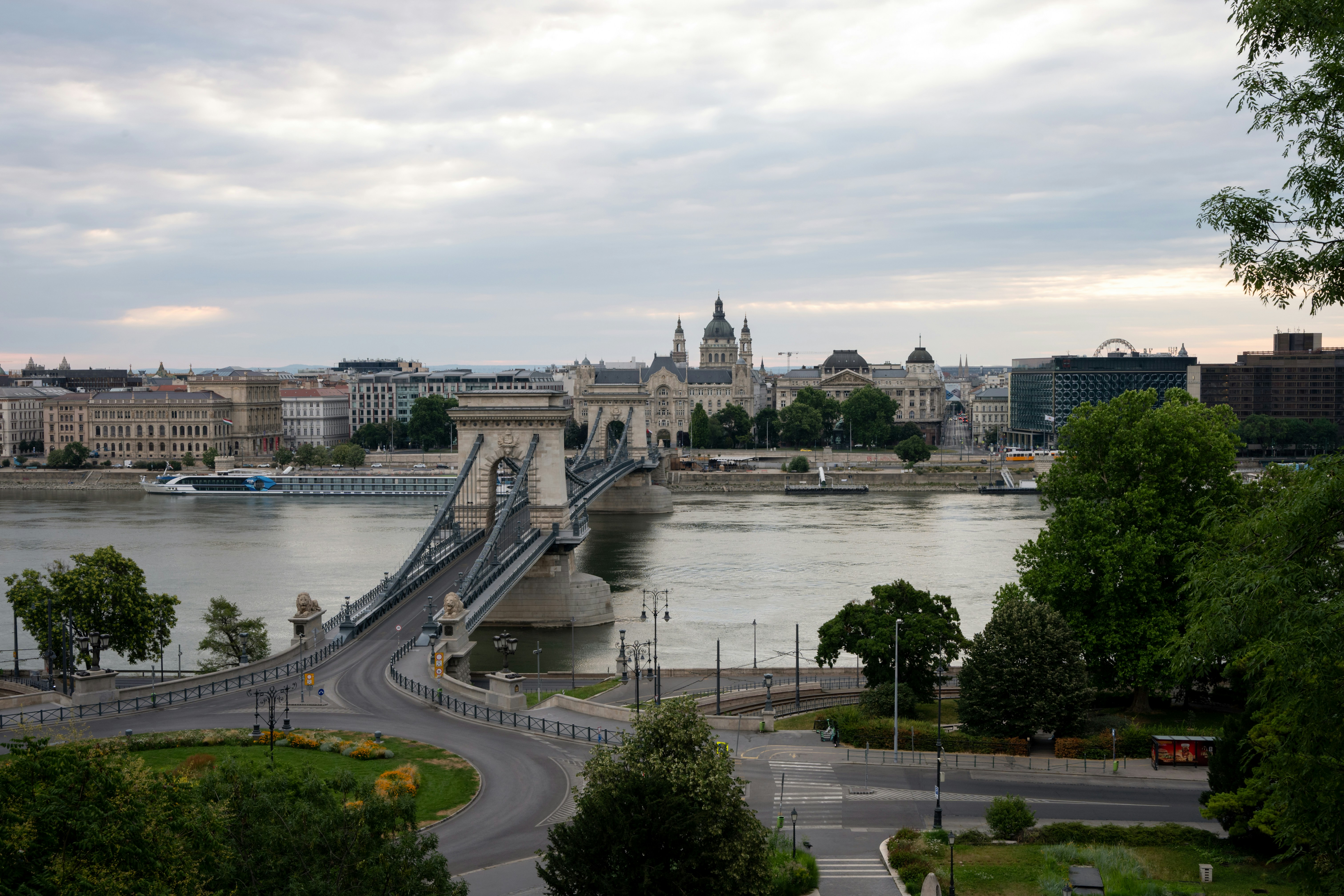 Budapest River Arc: Chain Bridge and Parliament Silhouette at Dusk