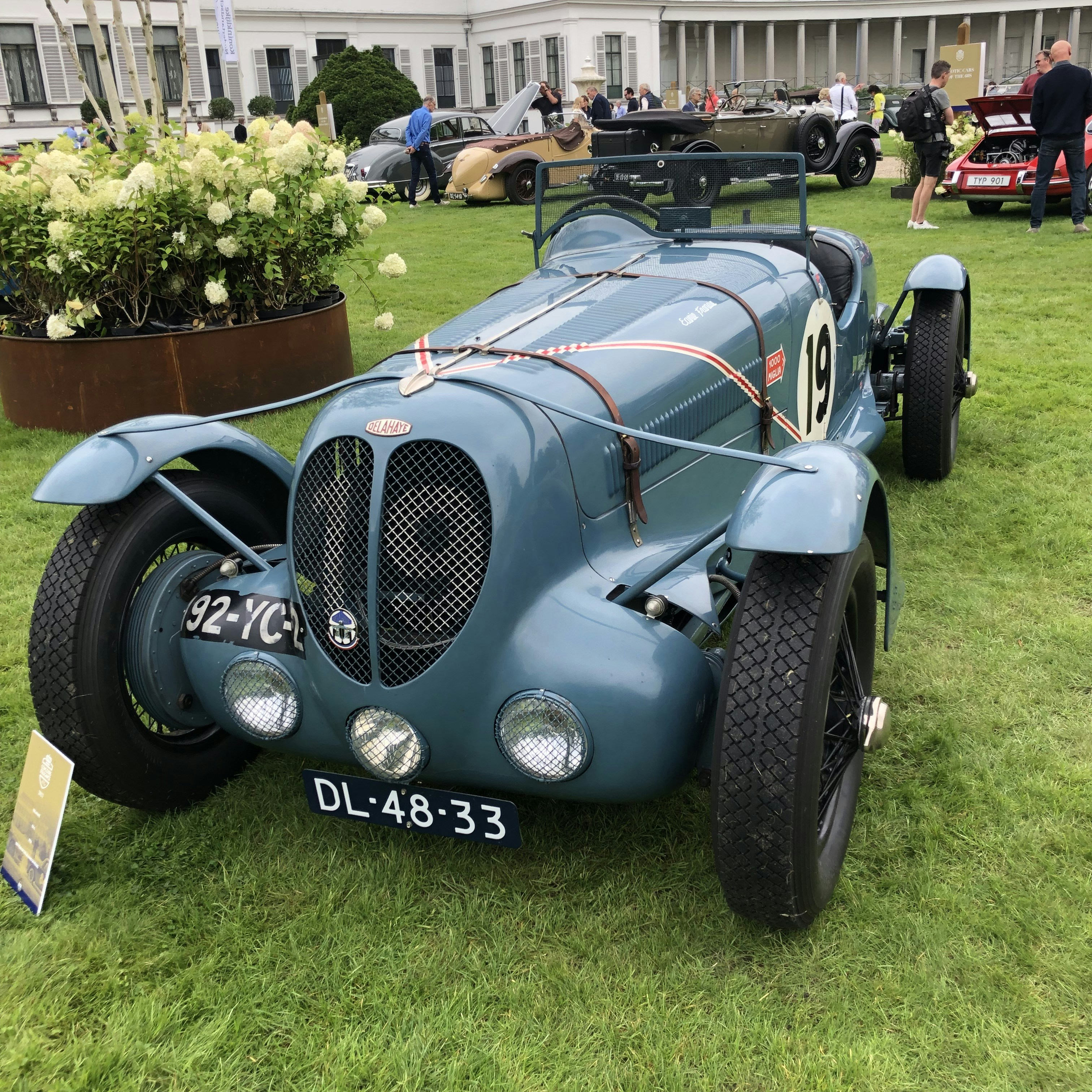 Blue Vintage Open-Wender: A Classic Bugatti at an Outdoor Car Show