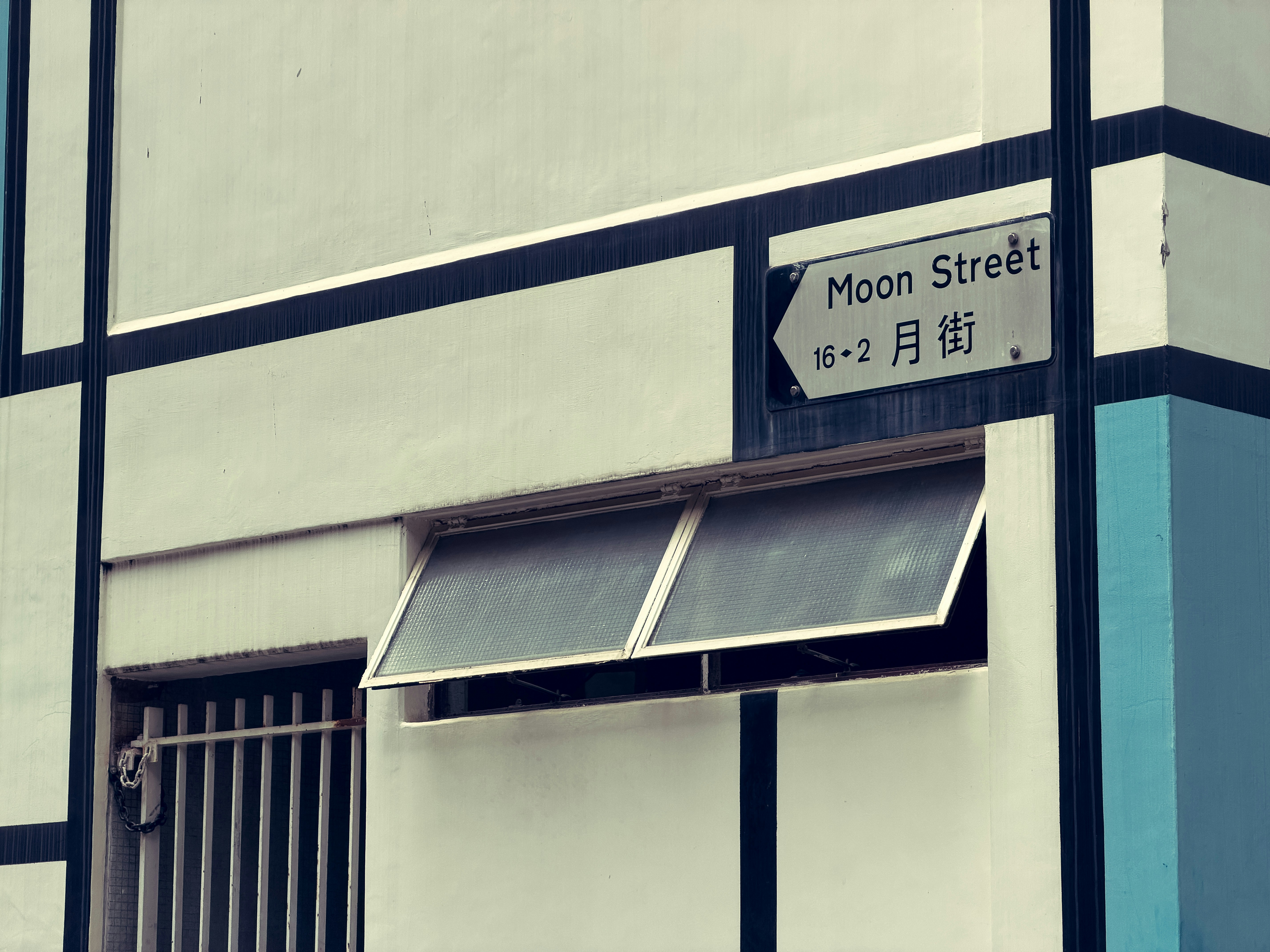 Moon Street Signover: A Quiet Corner of Urban Geometry