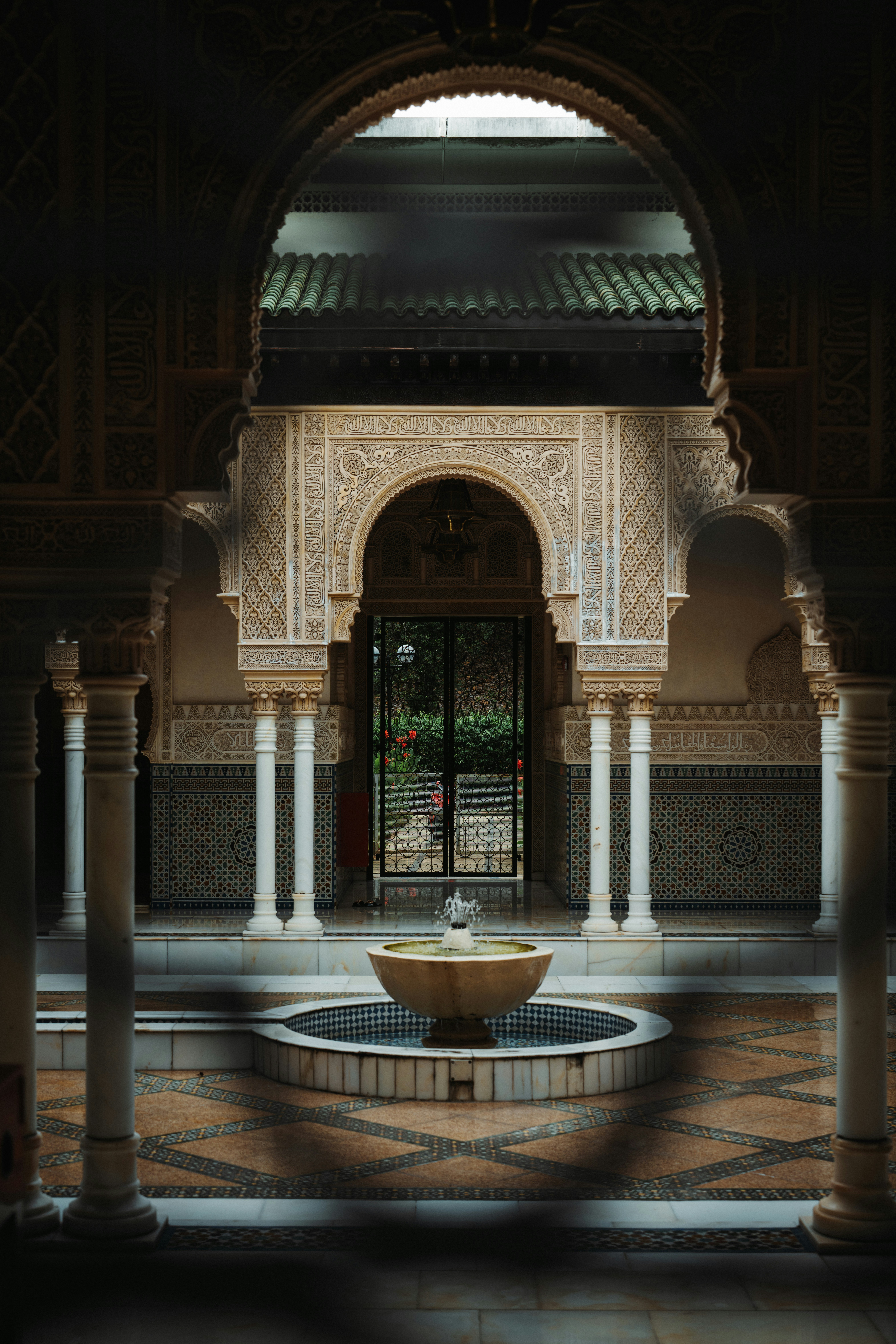 Symmetrical Courtyard Fountain: An Architectural Frame
