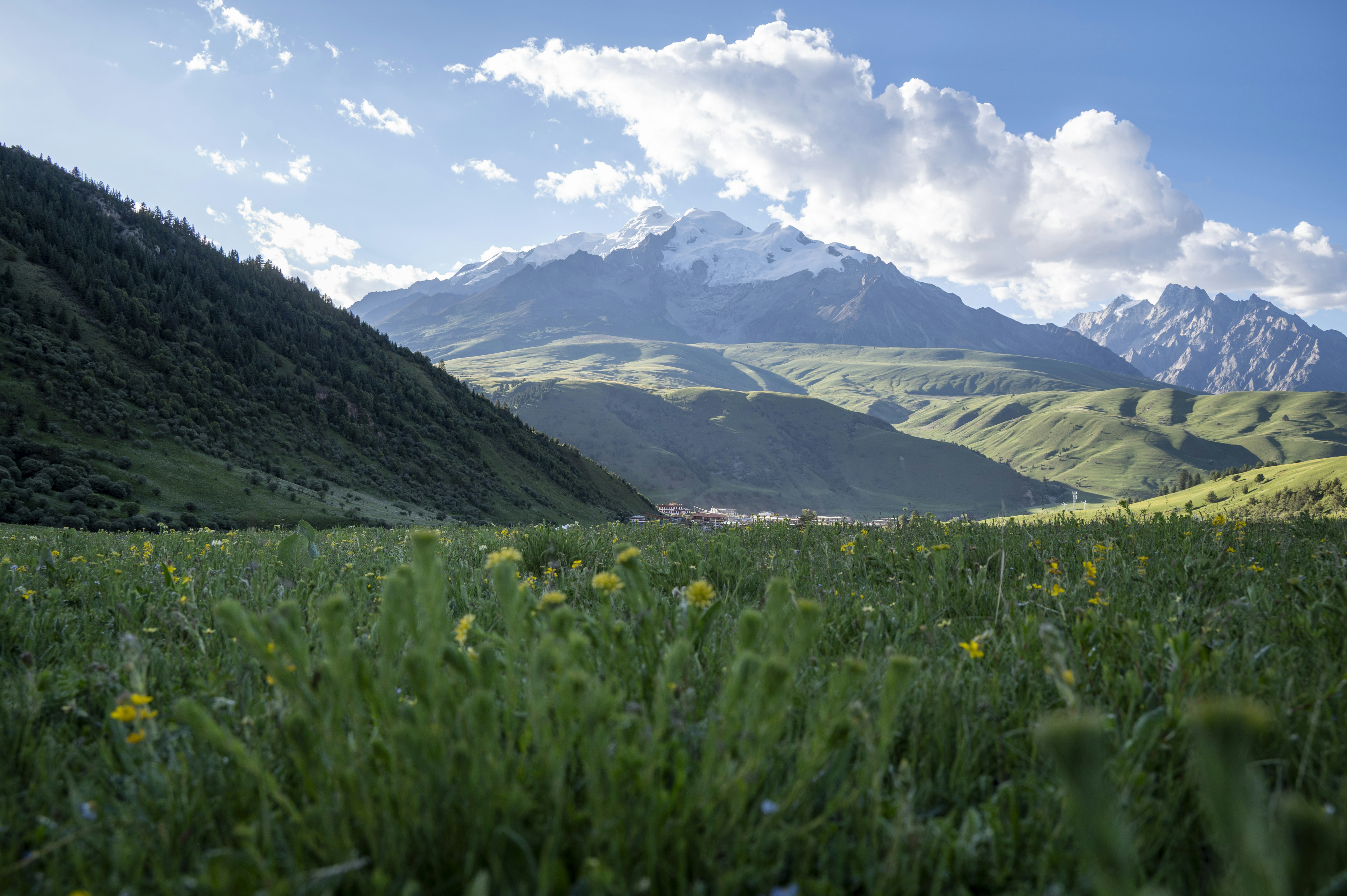 Valley Echoes at Dusk: A Snow-Capped Stage Above Meadows