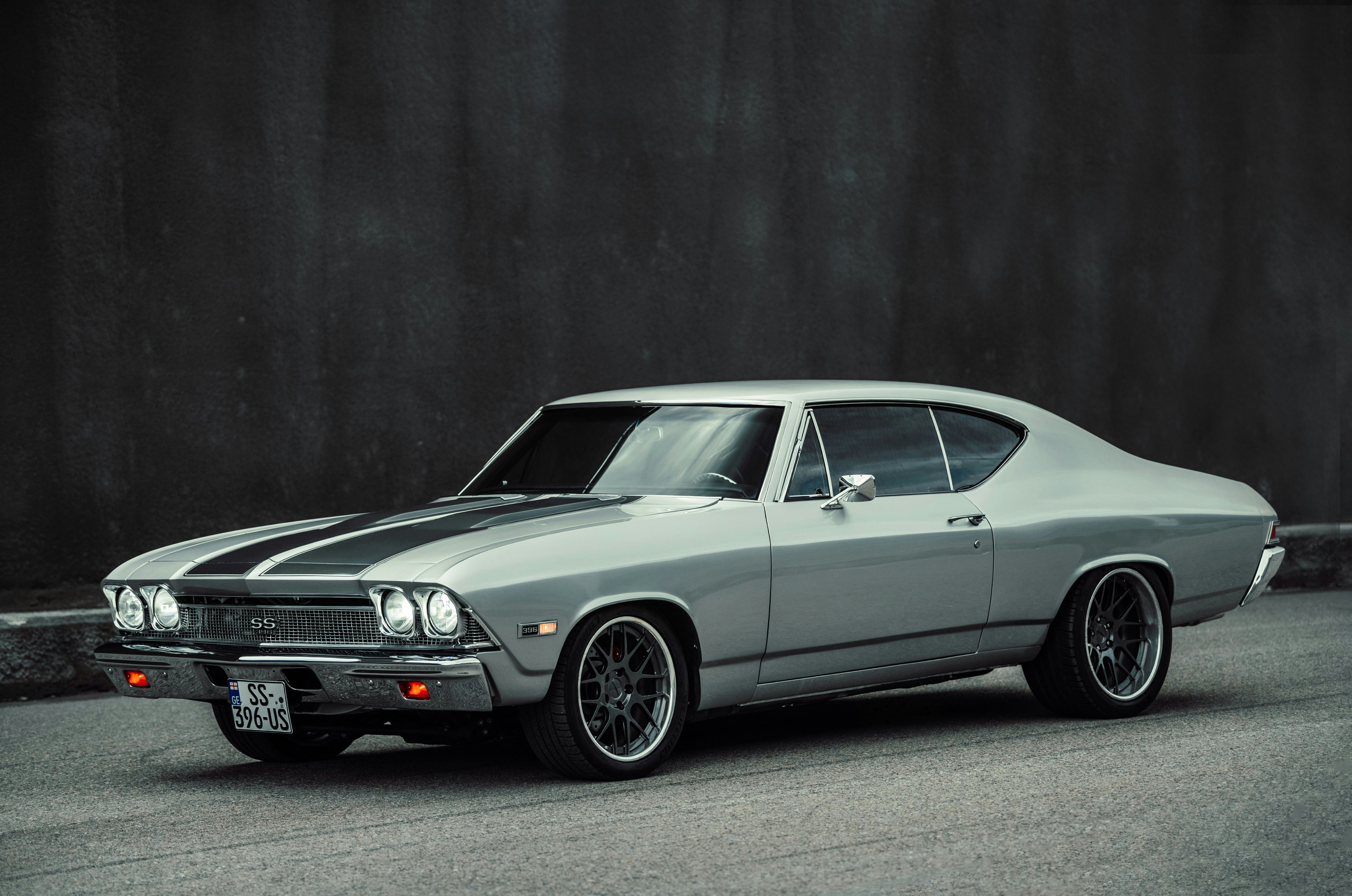 Midnight Silver Muscle: A Classic Dagger-Nose Stance