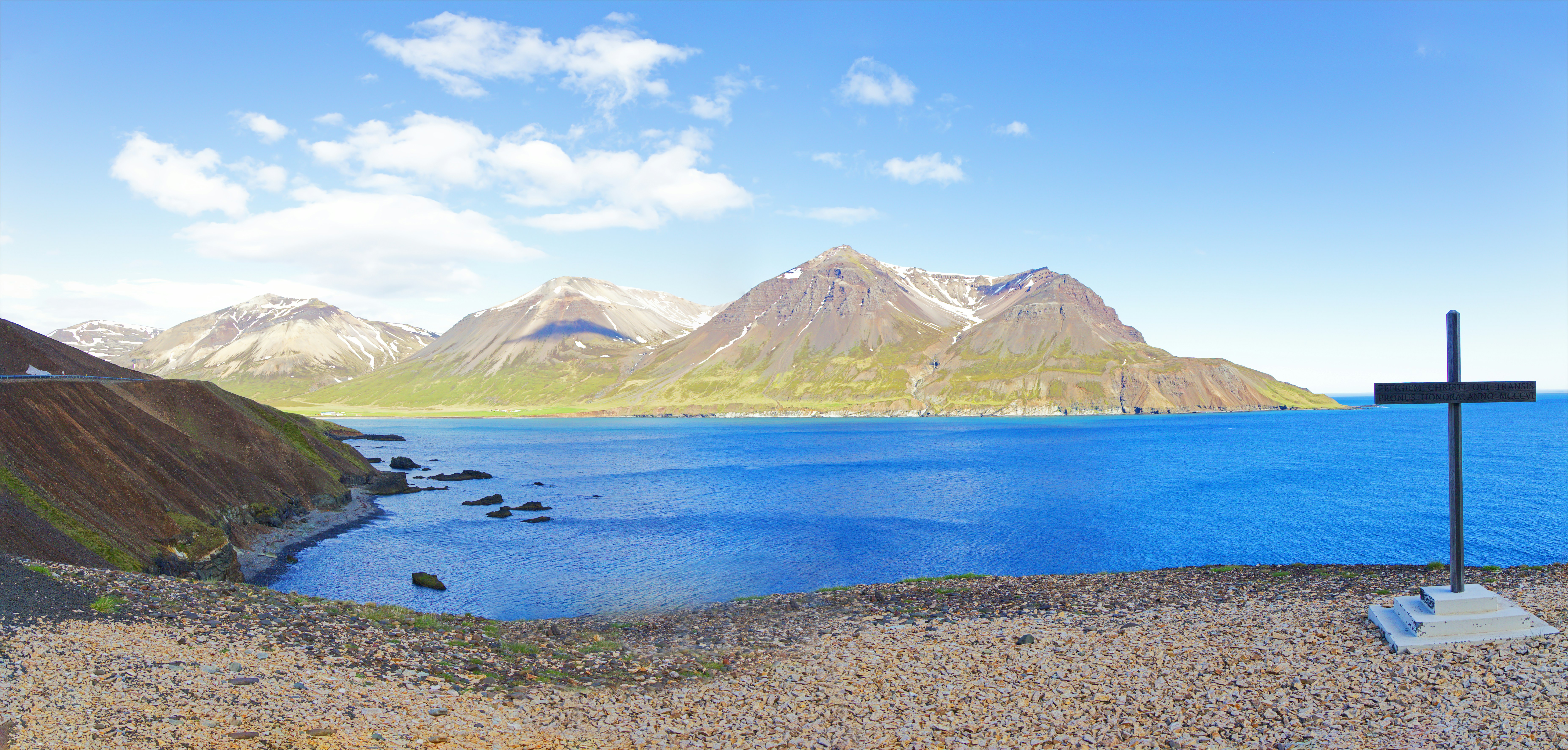 Lakeside Plein Air: A Quiet Convergence of Sea, Sky, and Mountains